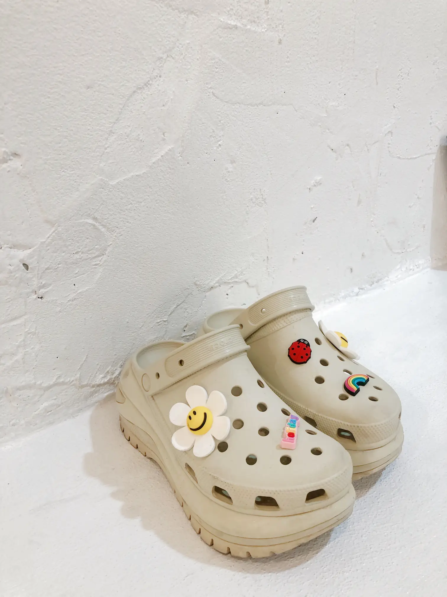 ป้ายยา Crocs ส้นแบบตึกเอยตึกใจ สาวY2K ต้องมี !!!💗🫶 | แกลเลอรีที่โพสต์ ...