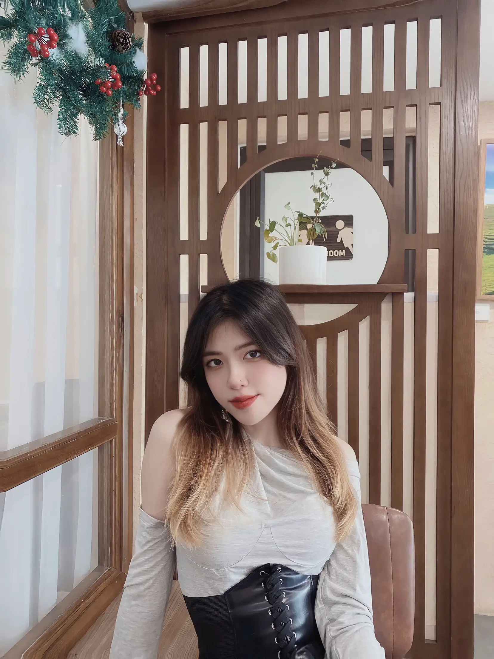 Gợi ý outfit đơn giản đi cafe vẫn sexy quyến rũ | แกลเลอรีที่โพสต์โดย Han Hyo Mii | Lemon8