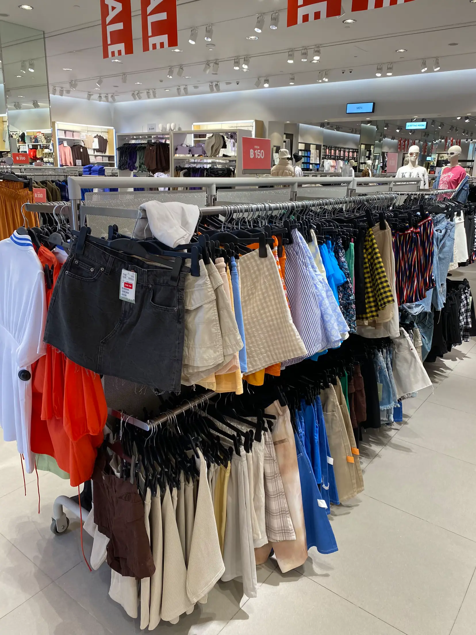 พาส่อง H&M 💐 แฟชั่น Y2K และหน้าหนาวต้องมา👀💭 | แกลเลอรีที่โพสต์โดย ppdararat ꔛ 🦕 | Lemon8