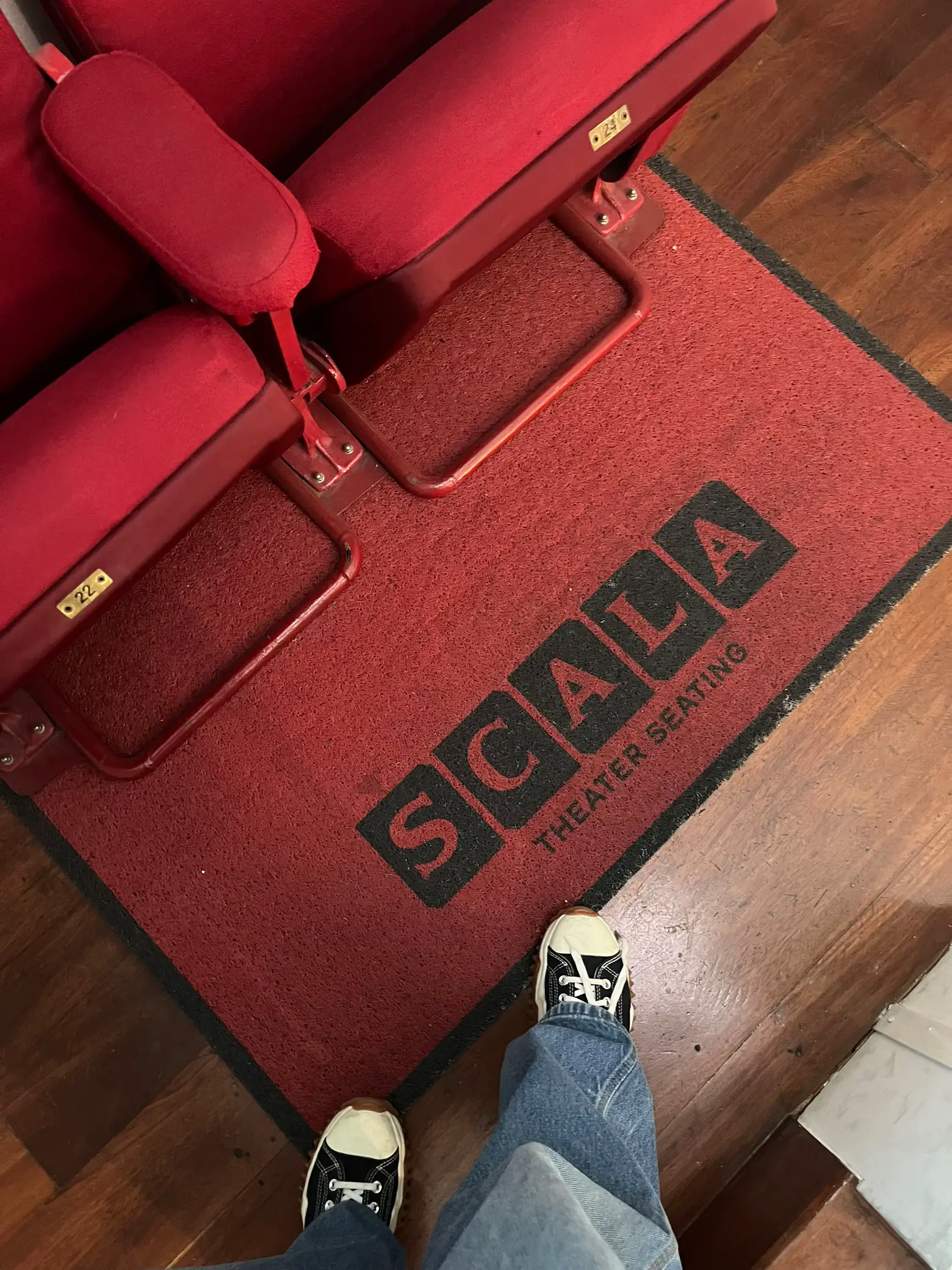 FICS คาเฟ่ย่านสุขุมวิทเอาใจสายคนรักหนังยุค 90s | แกลเลอรีที่โพสต์โดย winnie ♡ | Lemon8