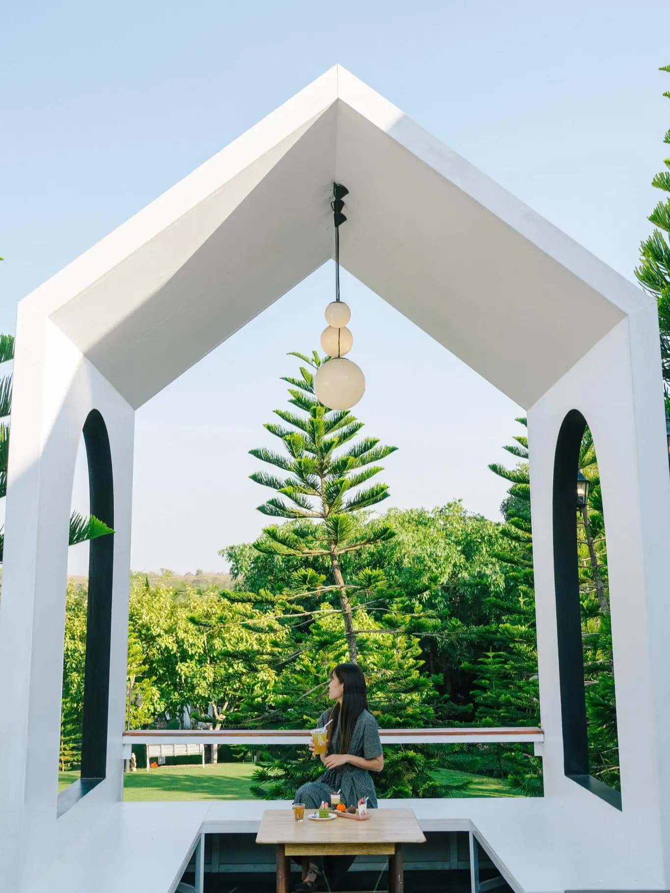 คาเฟ่ดอกกุหลาบสุดคิ้วท์แห่งแม่ริม #เชียงใหม่ 🌹💐 | แกลเลอรีที่โพสต์โดย lbzero | Lemon8