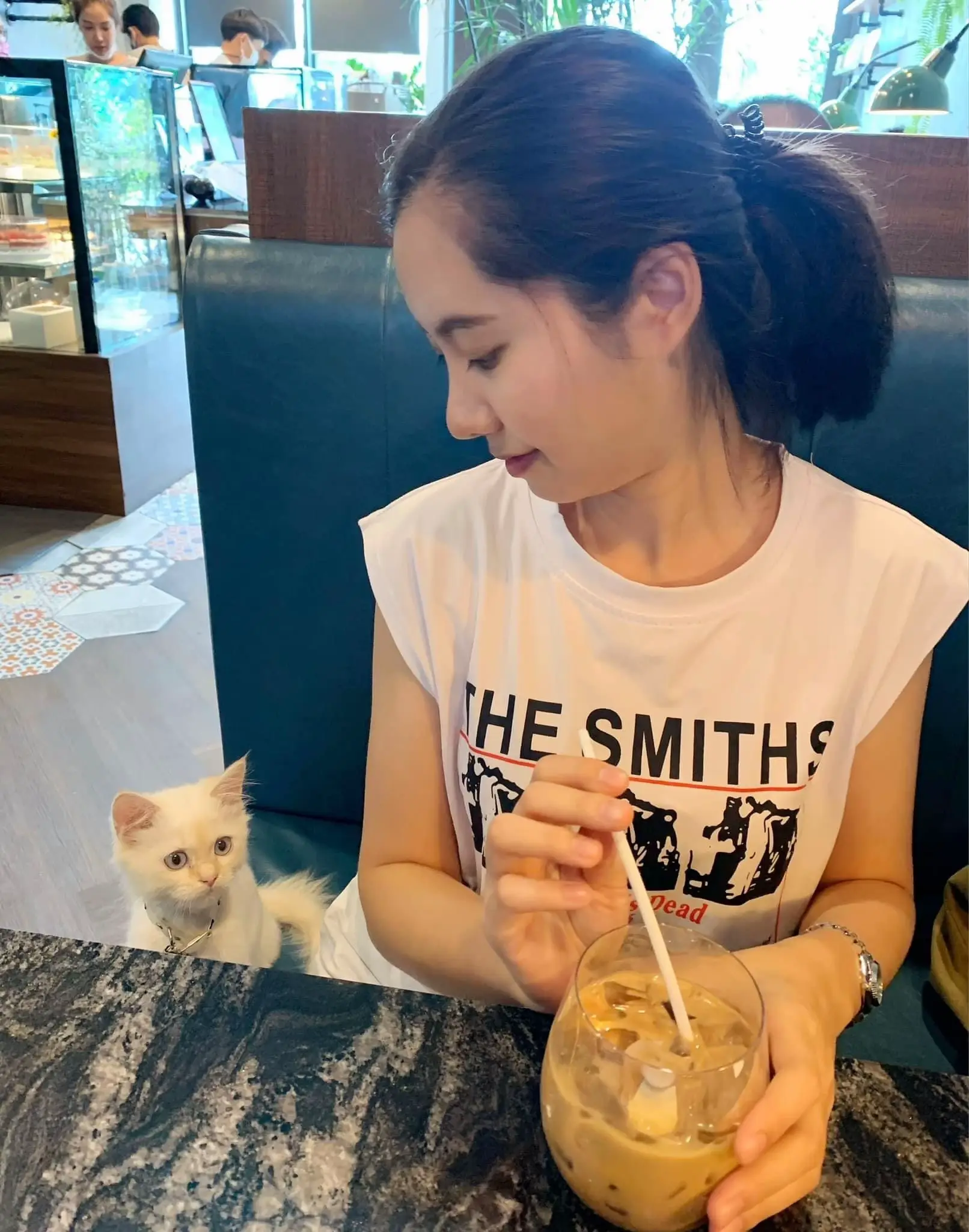 STAND ALONE คาเฟ่ที่มีแง้ว | แกลเลอรีที่โพสต์โดย khuncha | Lemon8