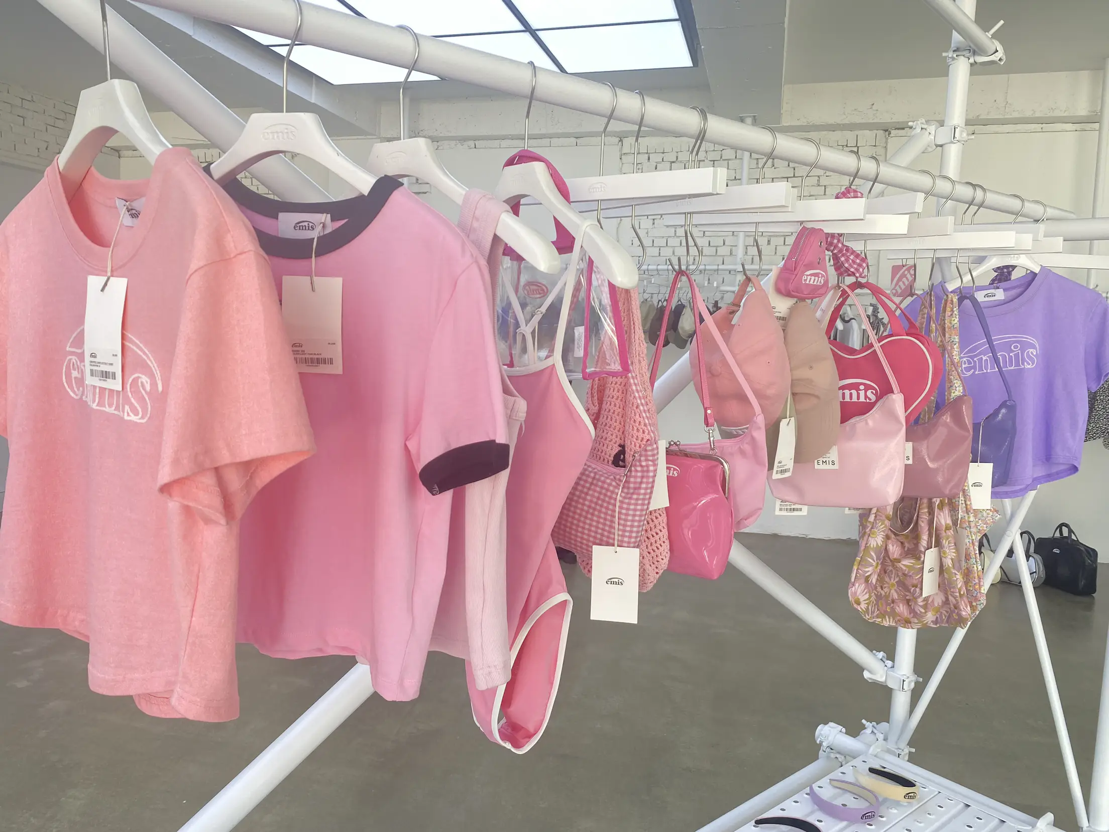 EMIS SHOW ROOM ⭐️เปิดใหม่สุดปัง ของเพียบ! | แกลเลอรีที่โพสต์โดย maeildae | Lemon8