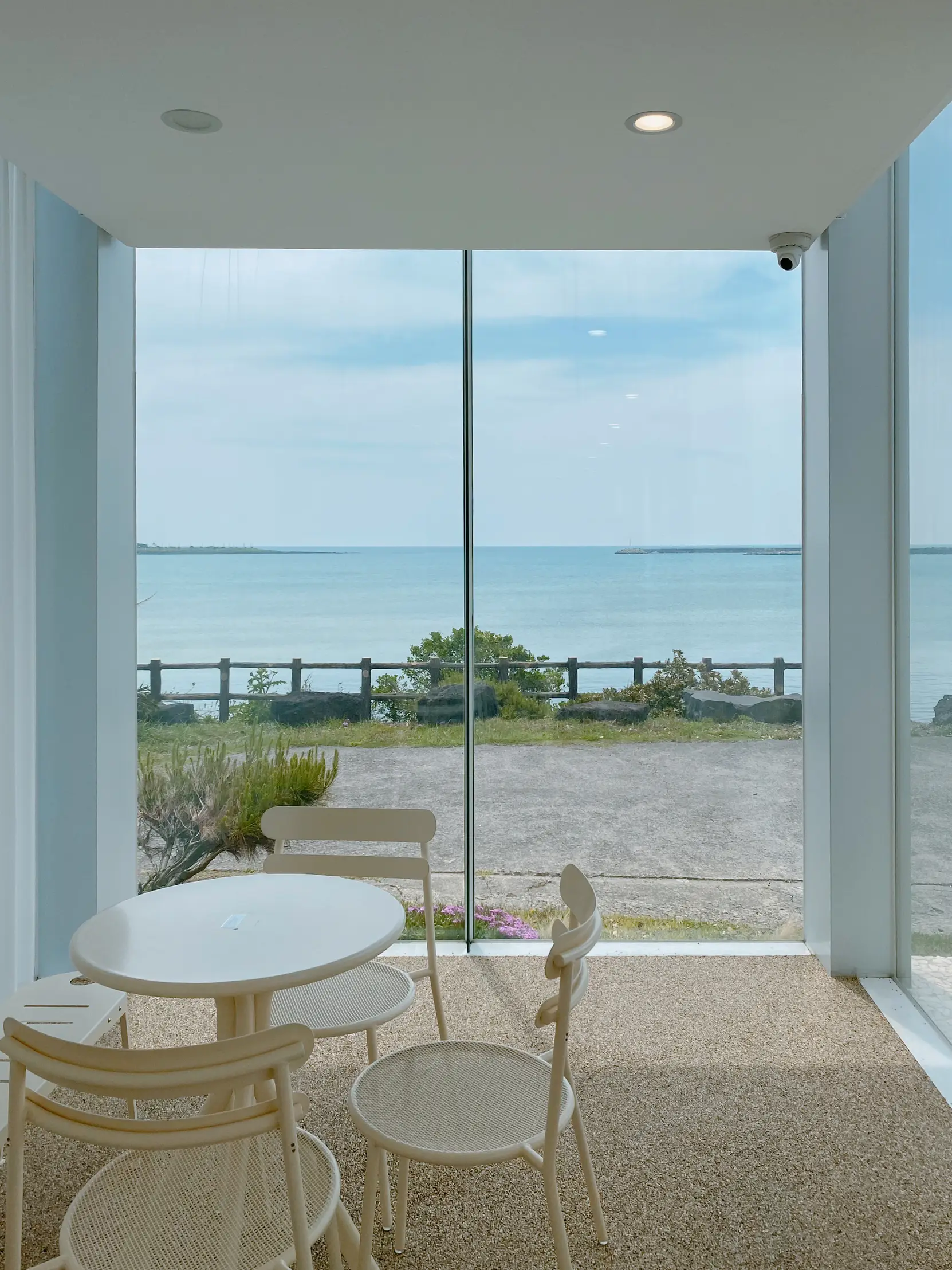 Aesthetic sea view cafe in Jeju 🩵 | แกลเลอรีที่โพสต์โดย Xin 🐳 | Lemon8