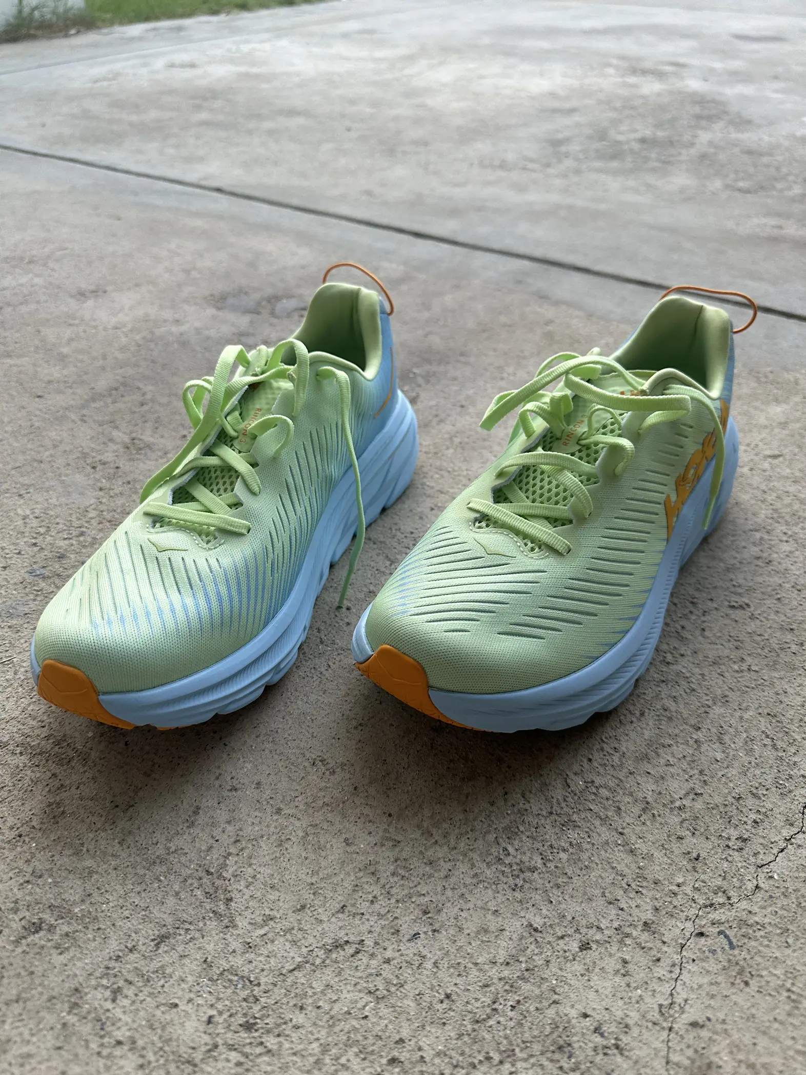 ซื้อรองเท้าวิ่งครั้งแรก HOKA Rincon 3 สีเขียวฟ้า | แกลเลอรีที่โพสต์โดย kansiri | Lemon8
