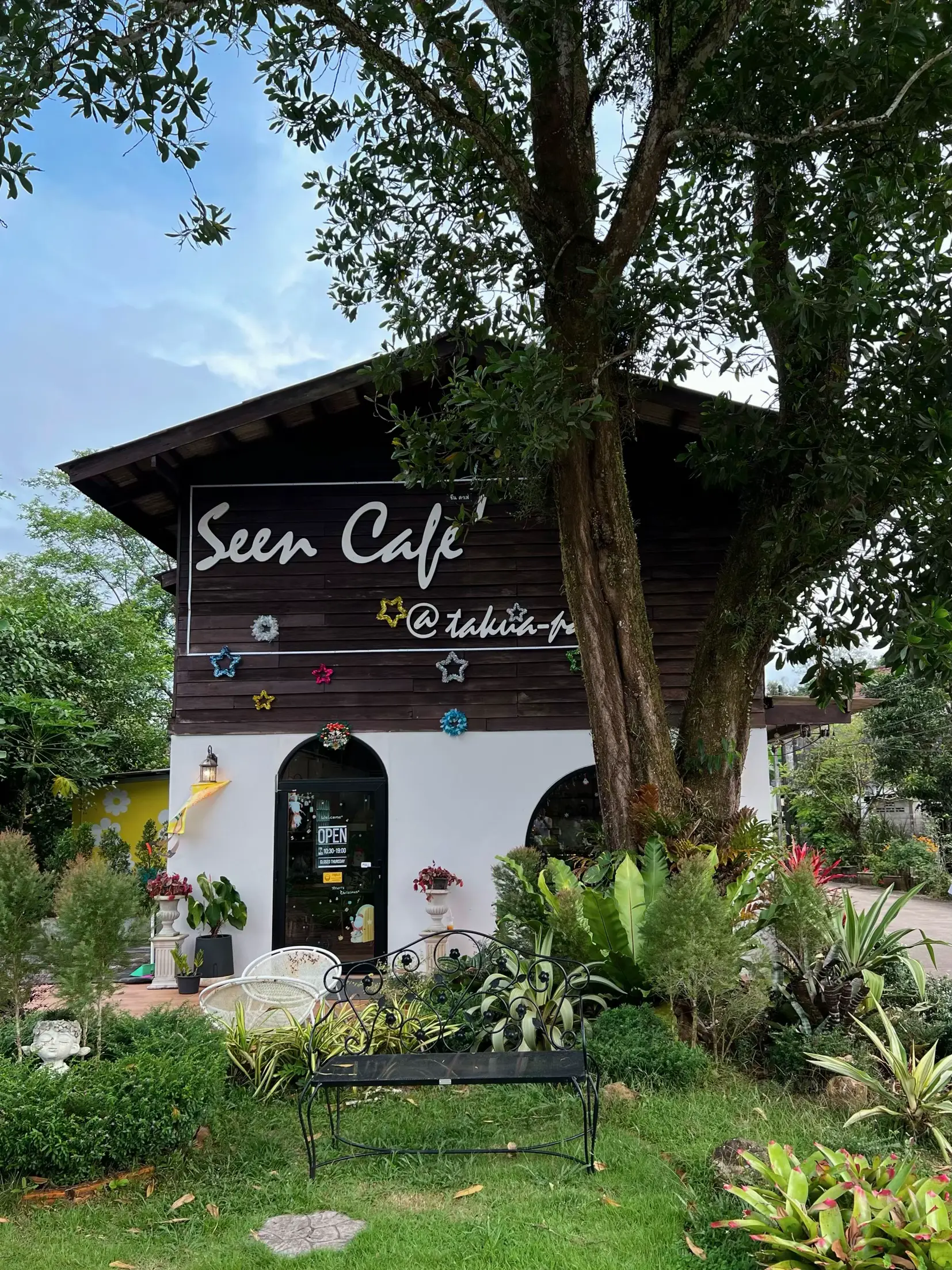 Seen Cafe at takua-pa 🎅 ️ | แกลเลอรีที่โพสต์โดย IMRIZA | Lemon8
