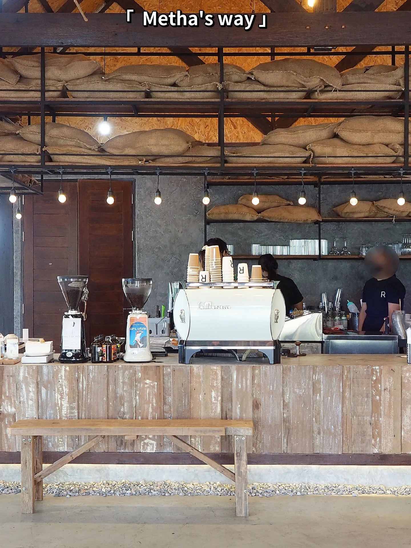 คาเฟ่ริมผา วิวภูเขา มุมถ่ายรูปปัง ⛰️ ชะอำ เพชรบุรี | แกลเลอรีที่โพสต์โดย 🌷 กินเที่ยวกับเมธา | Lemon8