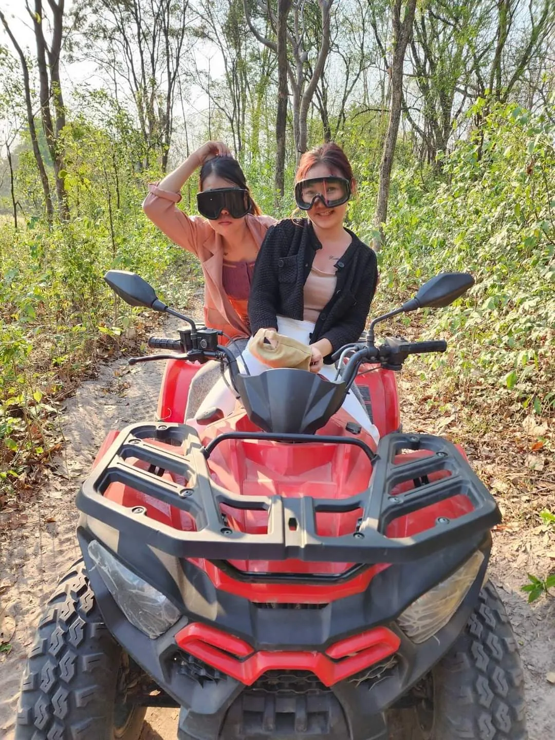 ขับATVตะลุยป่าเขาเขียวชลบุรี | แกลเลอรีที่โพสต์โดย Anochai Jomkwun | Lemon8