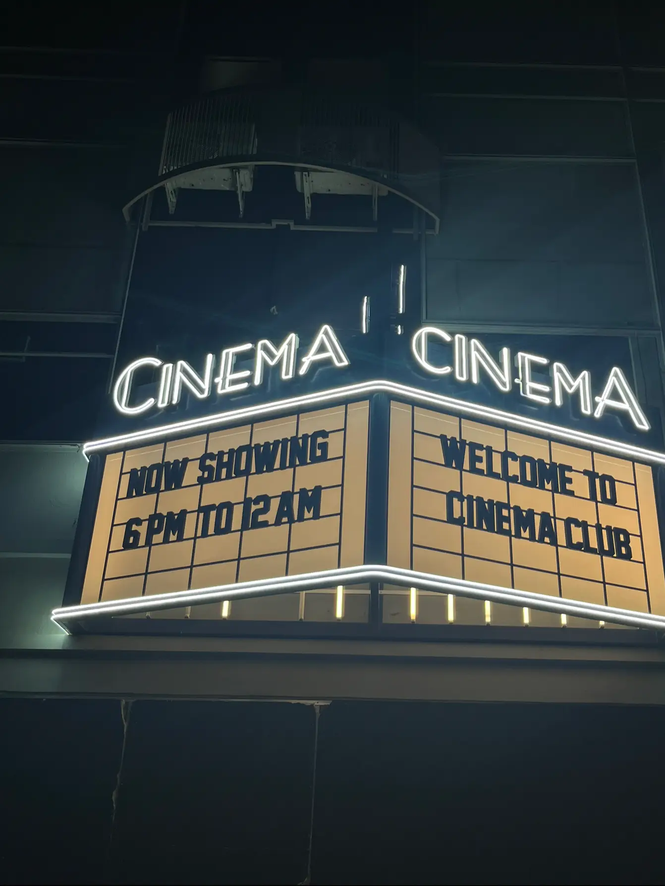 CINEMA Club BKK🍸🎞🎥 นัด Hangout สุดชิคเหมือนยกโรงหนังมา | แกลเลอรีที่ ...