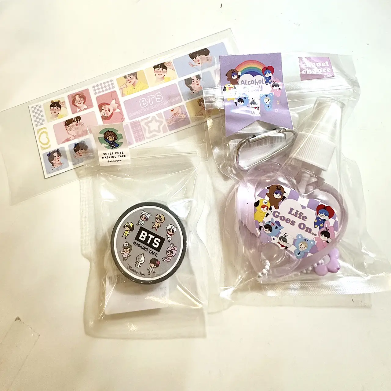 รวมสินค้าแฟนอาร์ตของbts🪄☁️💗 | แกลเลอรีที่โพสต์โดย carrotklomklom | Lemon8