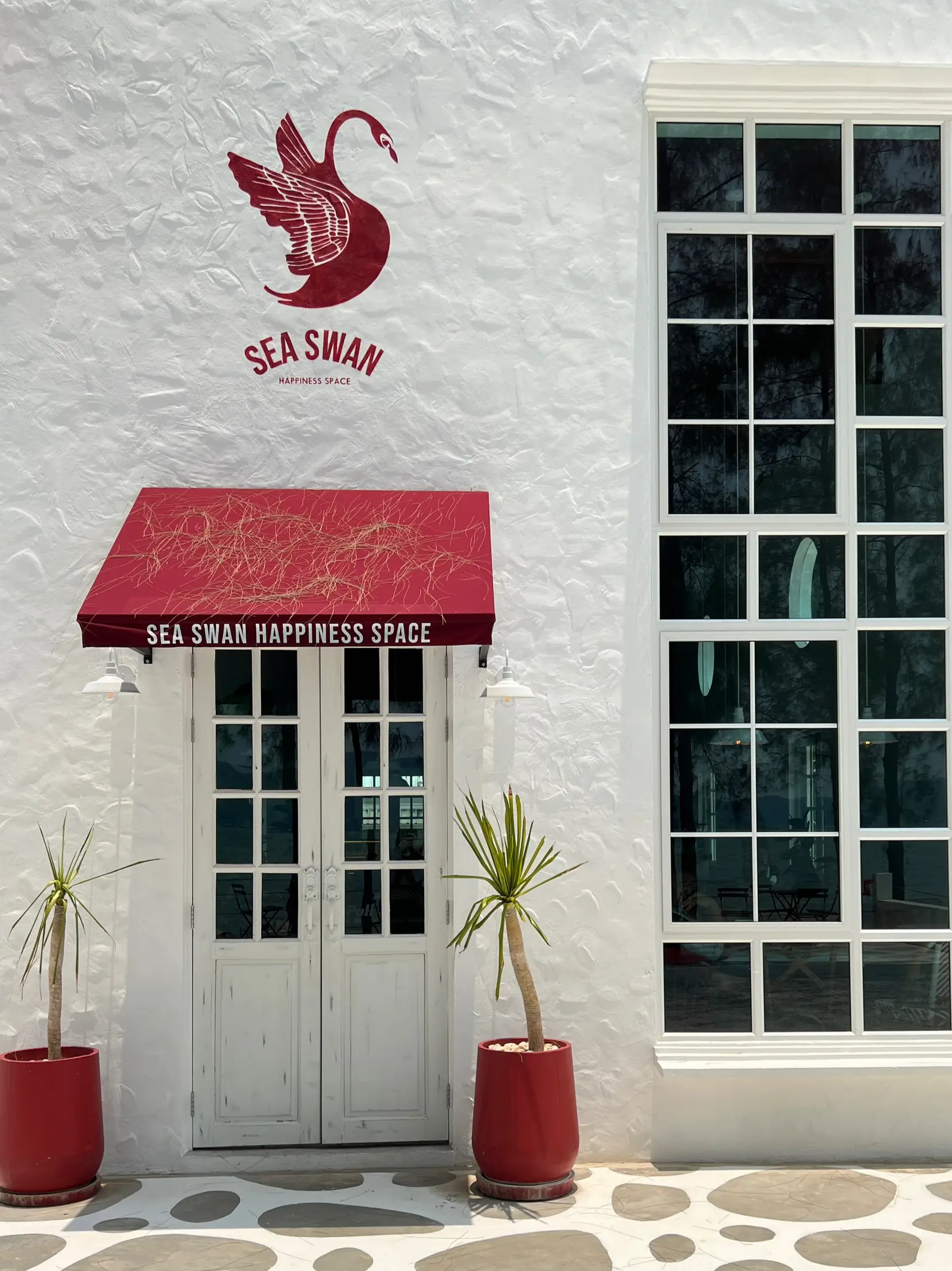 คาเฟ่ระนองติดทะเล วิวประเทศพม่า 🇲🇲- sea swan cafe 🦢 | แกลเลอรีที่โพสต์ ...