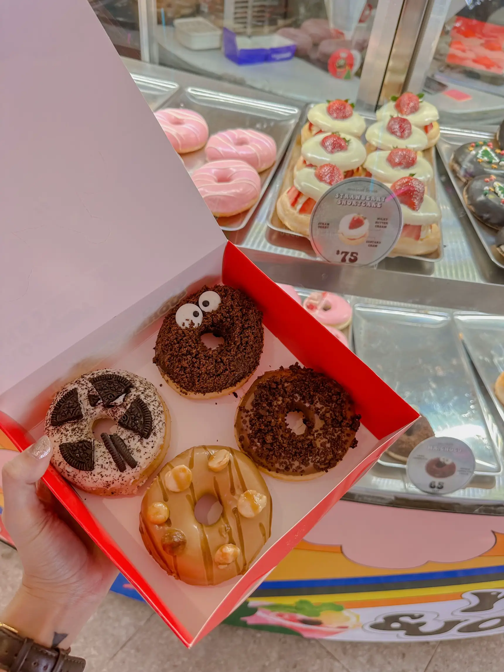 Yoko Donut & John's 🍩ย่านบรรทัดทอง | แกลเลอรีที่โพสต์โดย asma.ntd | Lemon8