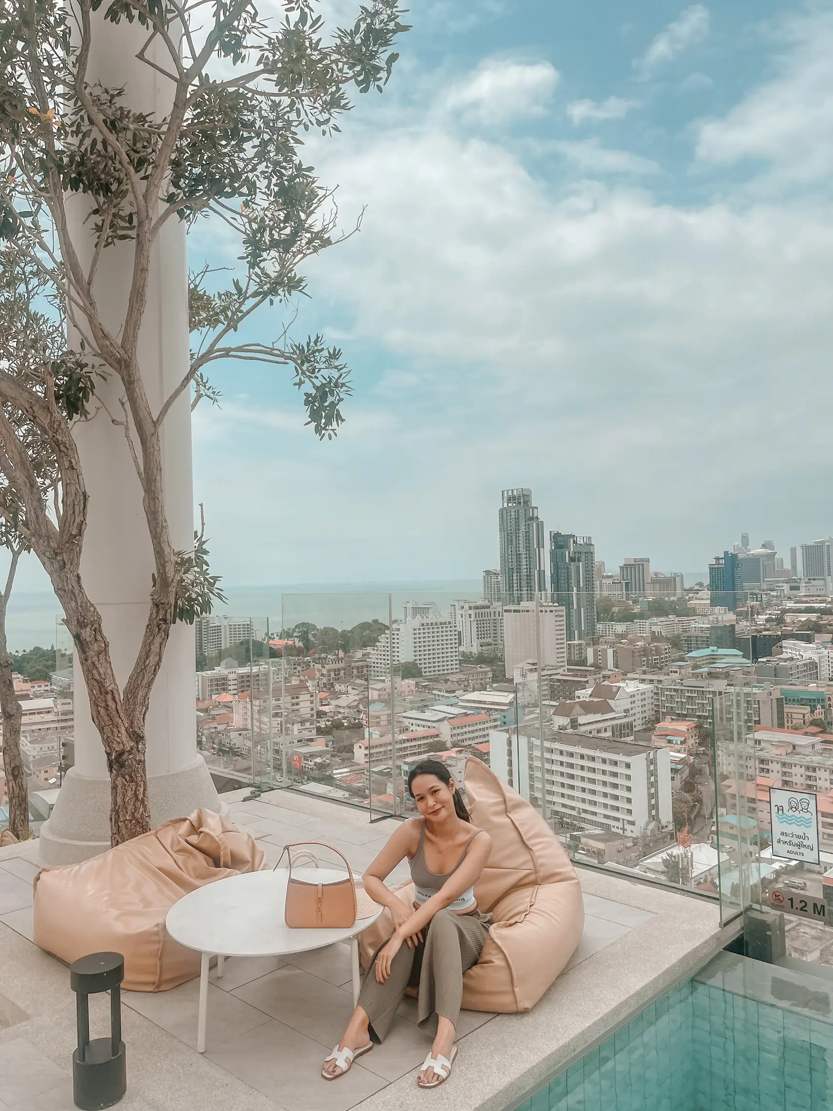 How to แต่งตัวชิคๆไปคาเฟ่ 🏻 | แกลเลอรีที่โพสต์โดย Khunpim | Lemon8