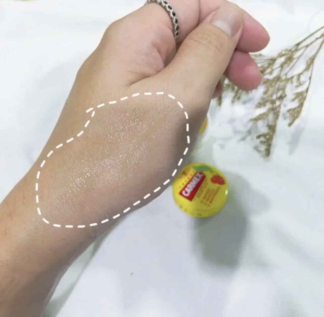 รีวิวลิป Carmex Cherry Lip Balm | แกลเลอรีที่โพสต์โดย Somdej_ks | Lemon8