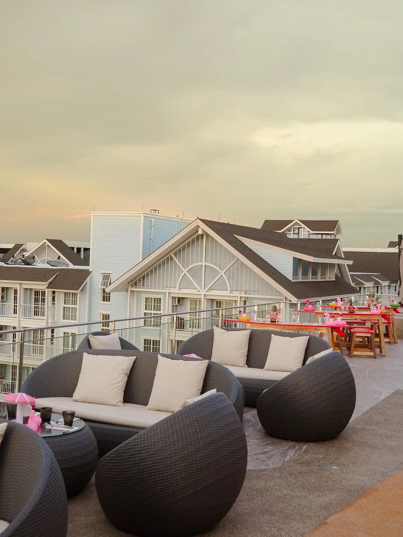 แนะนำโรมแรม สระว่ายน้ำ infinty pool วิวสวย | พัทยา | แกลเลอรีที่โพสต์ ...