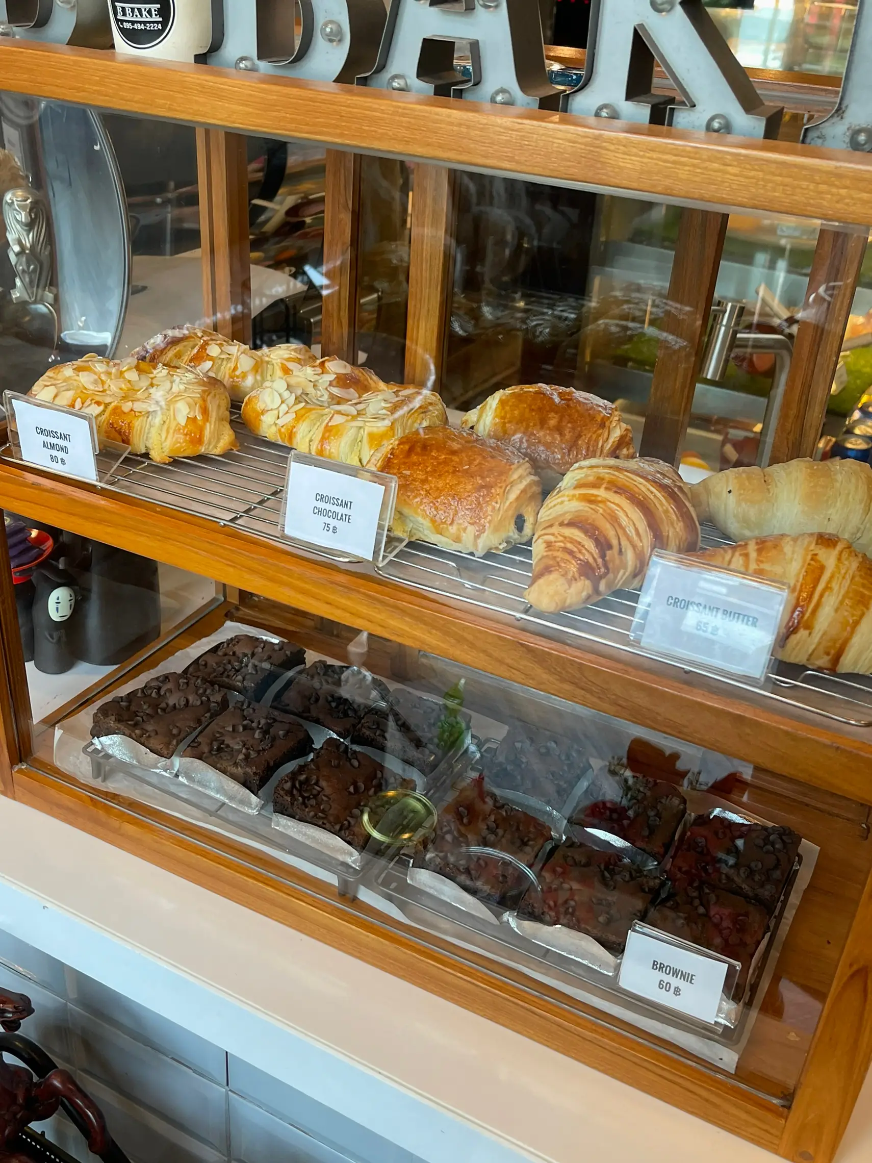 B BAKE CAFE คาเฟ่สไตล์ loft ในย่านอุดมสุขที่แสนสงบ | แกลเลอรีที่โพสต์โดย tstoey_ | Lemon8