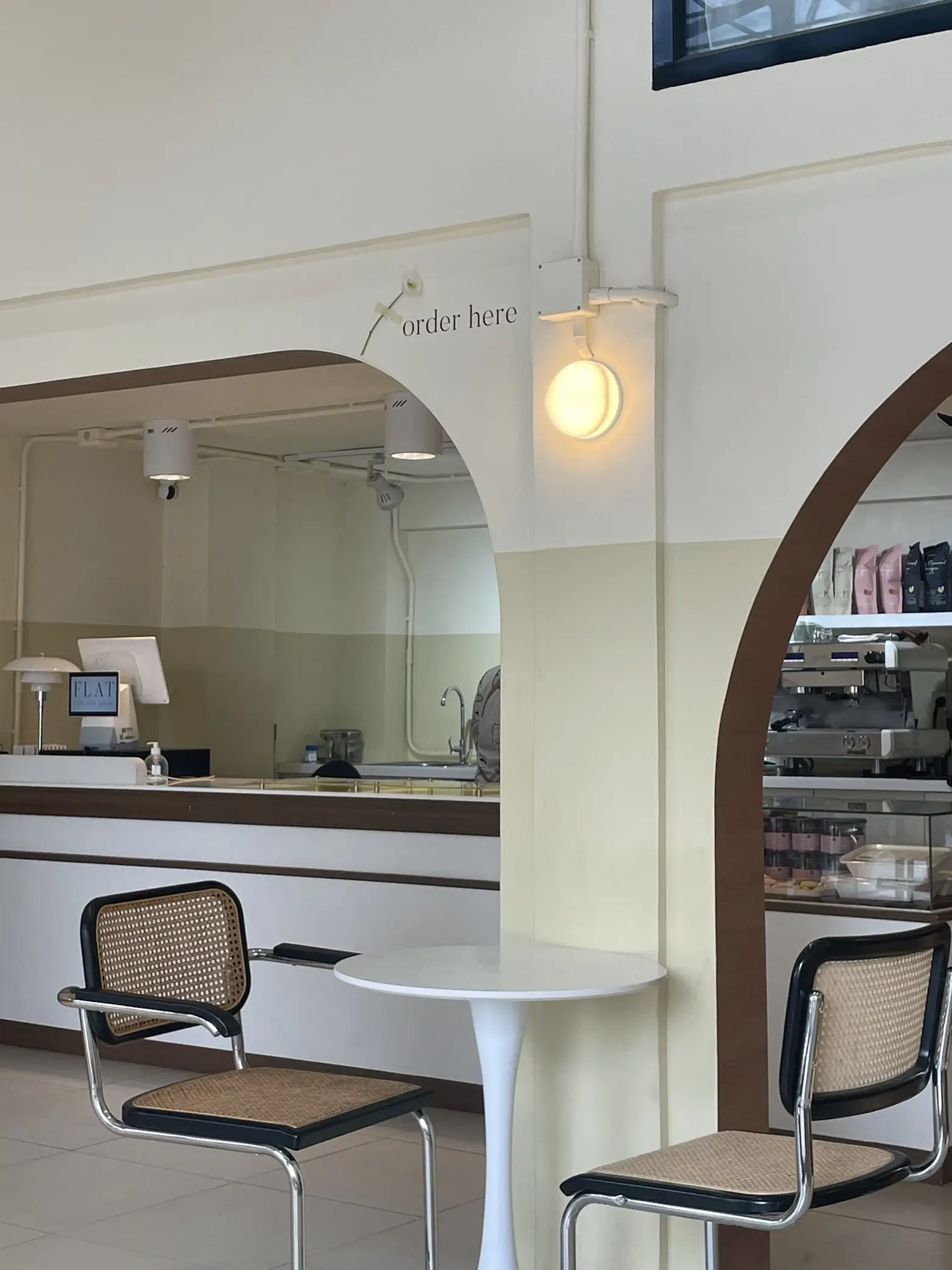 .ᐟ.ᐟ 𝐅𝐥𝐚𝐭 𝐜𝐚𝐟𝐞 & 𝐬𝐩𝐚𝐜𝐞💡🪑คาเฟ่มินิมอลเกาหลีเกาใจ | แกลเลอรีที่โพสต์โดย chuuu🦮 | Lemon8