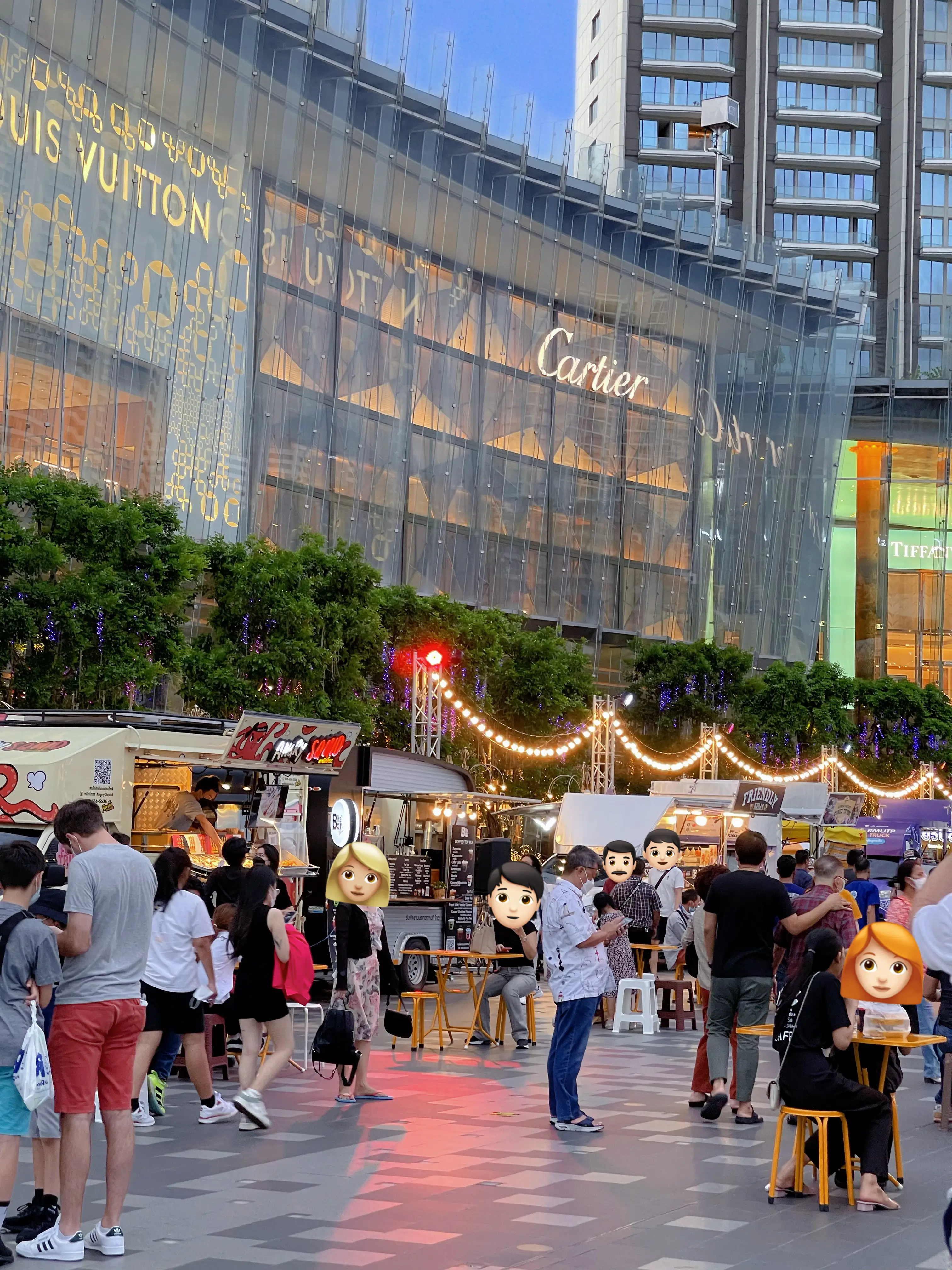 สายชิลริมน้ำห้ามพลาด 🎶 ขบวน Food Truck ร้านดังที่ ICON SIAM | แกลเลอรีที่โพสต์โดย toffeesrt | Lemon8
