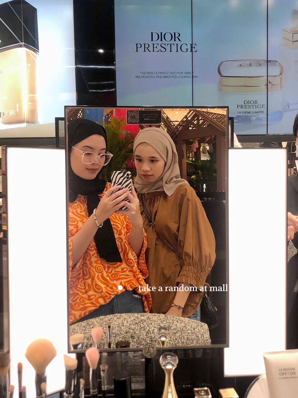 How To Take Mirror Selfie With Bestie 👭 | Galeri disiarkan oleh Aida Z | Lemon8