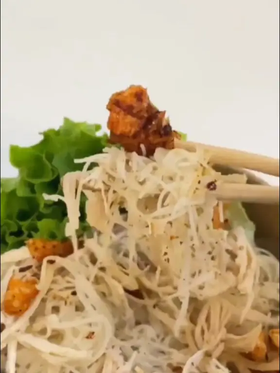 ในที่สุด !!! บุรีรัมย์ก็มีเส้นหมี่ไก่ฉีกให้กินแล้วค่า😋 | วิดีโอที่เผยแพร่โดย poovii | Lemon8