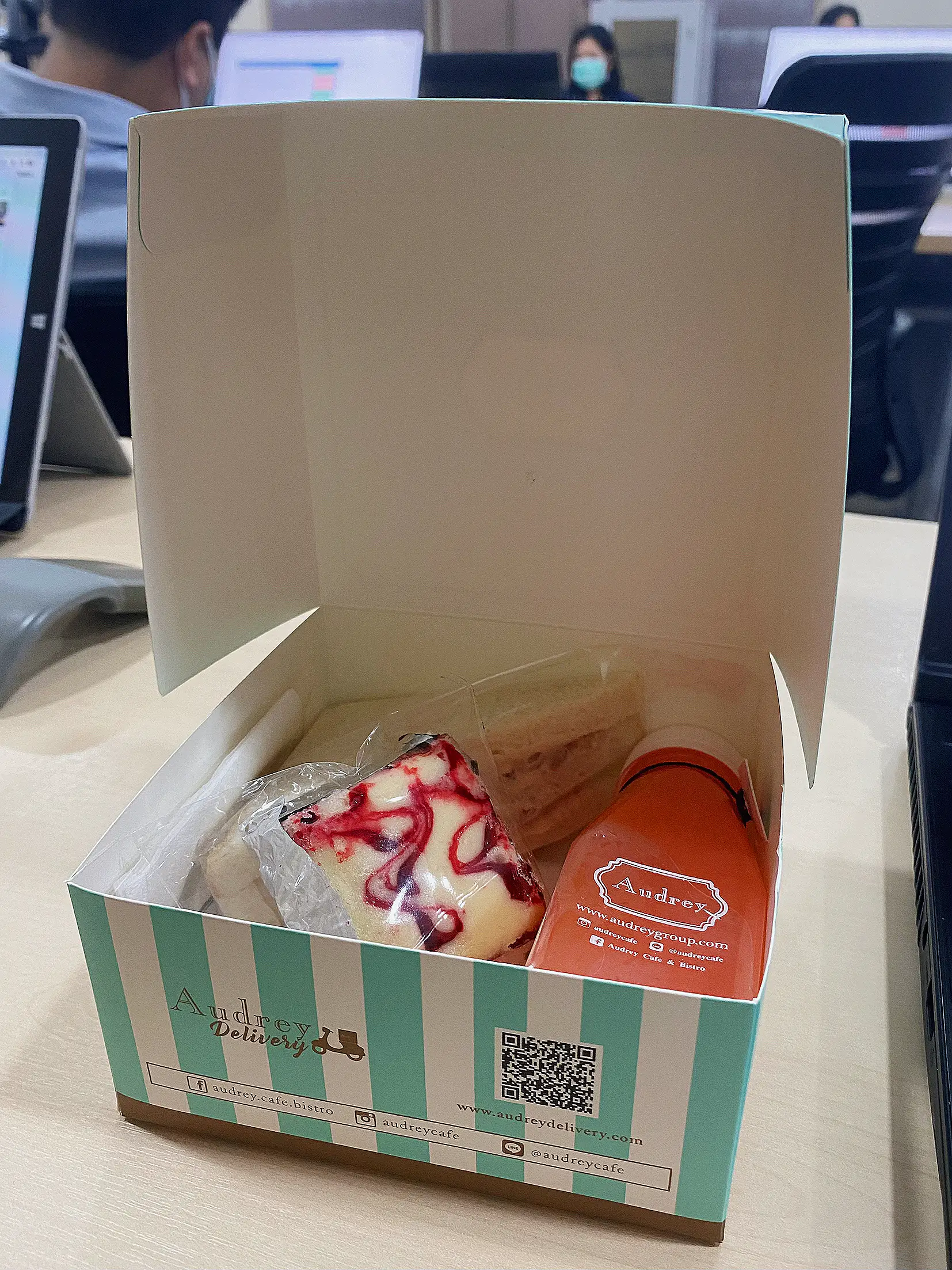 แนะนำ snack box!! เบรคขนมสุดน่ารักเหมาะกับการจัดประชุม 🧃🍰 | แกลเลอรีที่โพสต์โดย farn | Lemon8