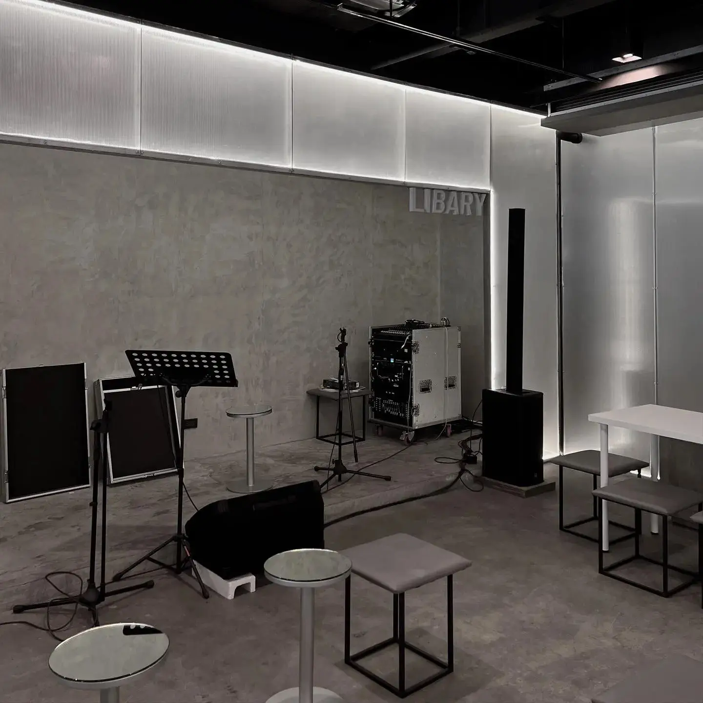 LIBARY BKK ☕️🎶📓 cafe & music bar ร้านใหม่ที่ต้องไป | แกลเลอรีที่โพสต์โดย ก็พูดพูดไปงั้น | Lemon8