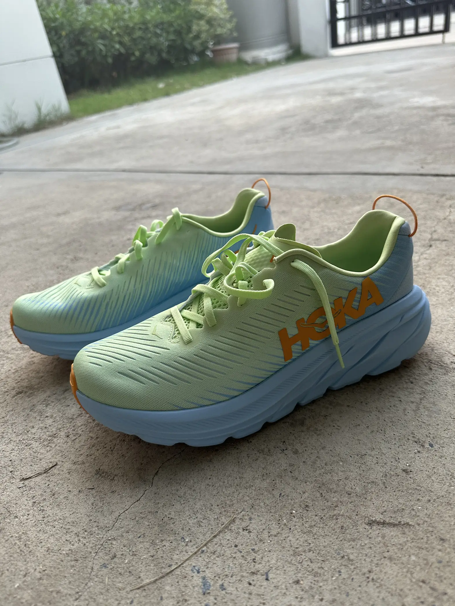 ซื้อรองเท้าวิ่งครั้งแรก HOKA Rincon 3 สีเขียวฟ้า | แกลเลอรีที่โพสต์โดย kansiri | Lemon8
