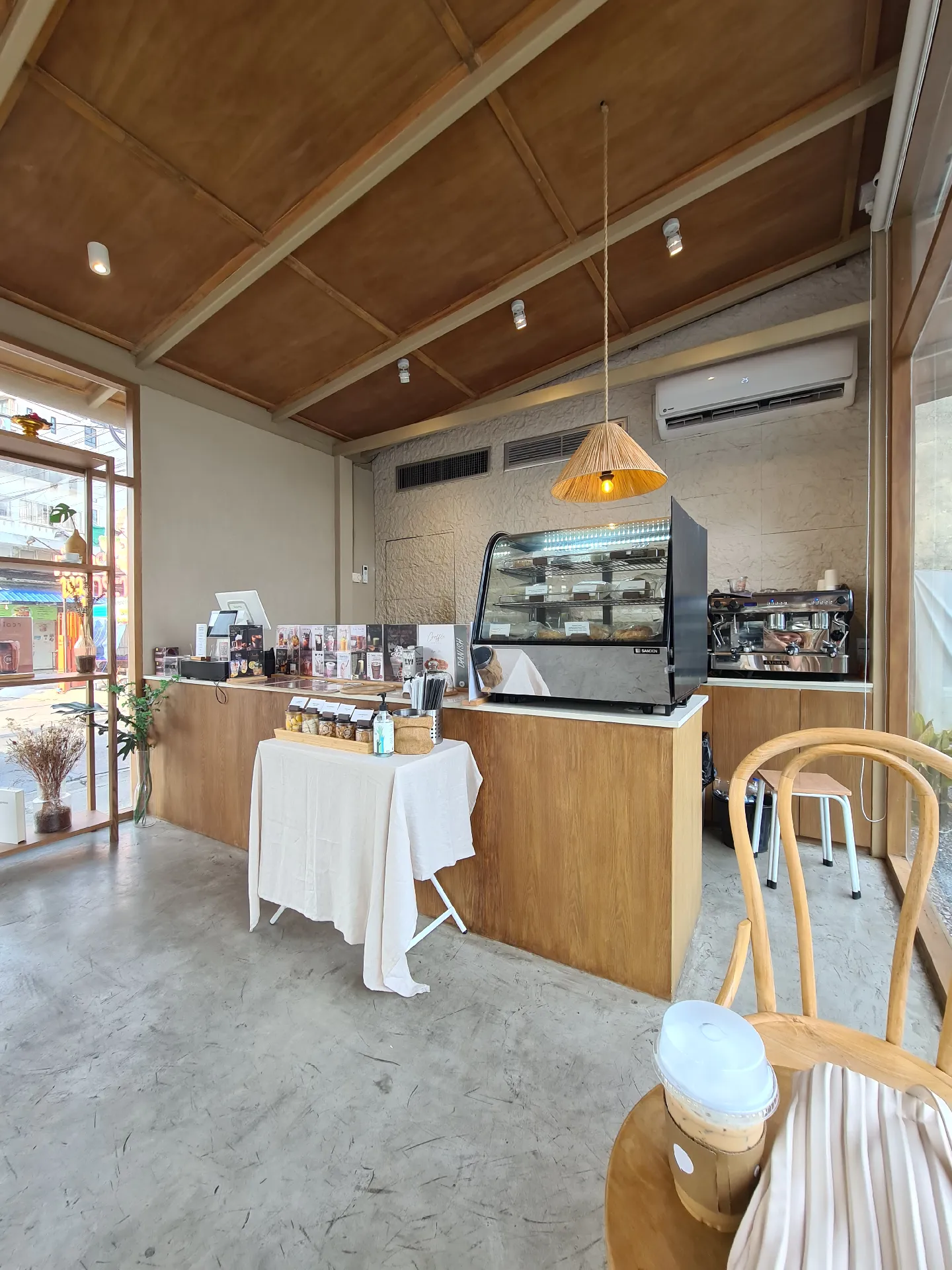 Mama cafe คาเฟ่มินิมอลริมบึง ย่านรัชดา @กรุงเทพ ☕️ | แกลเลอรีที่โพสต์ ...