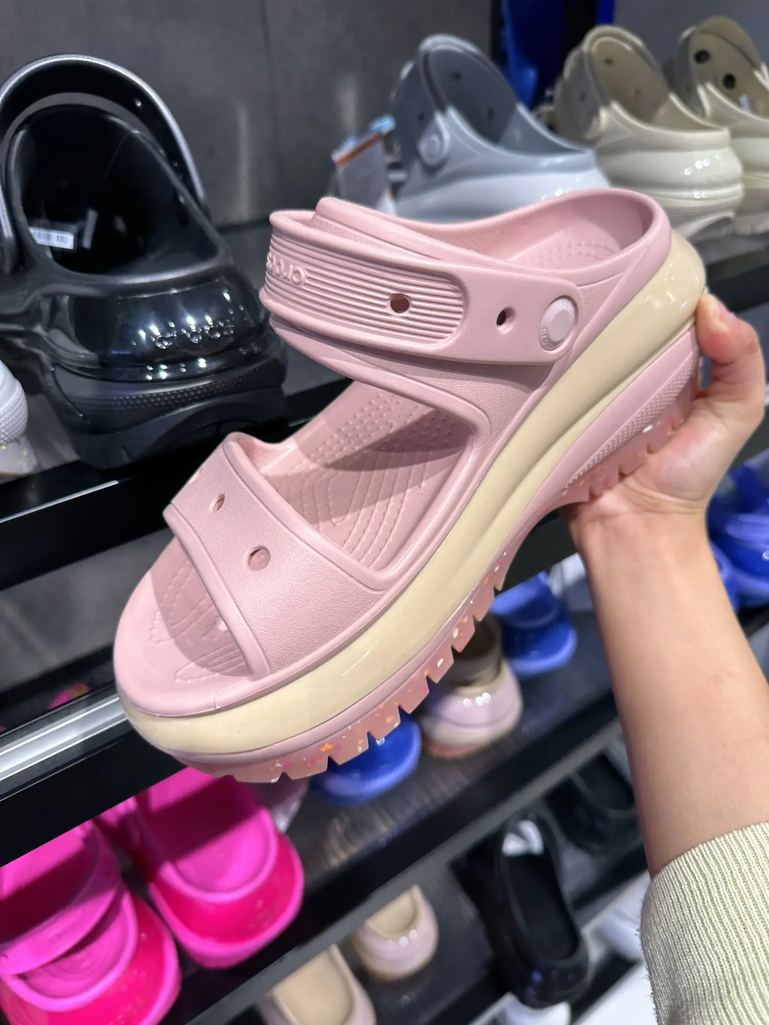 พาขมรองเท้าหัวโต Crocs mega crush crog 💗💙 | แกลเลอรีที่โพสต์โดย mook🧁 ...