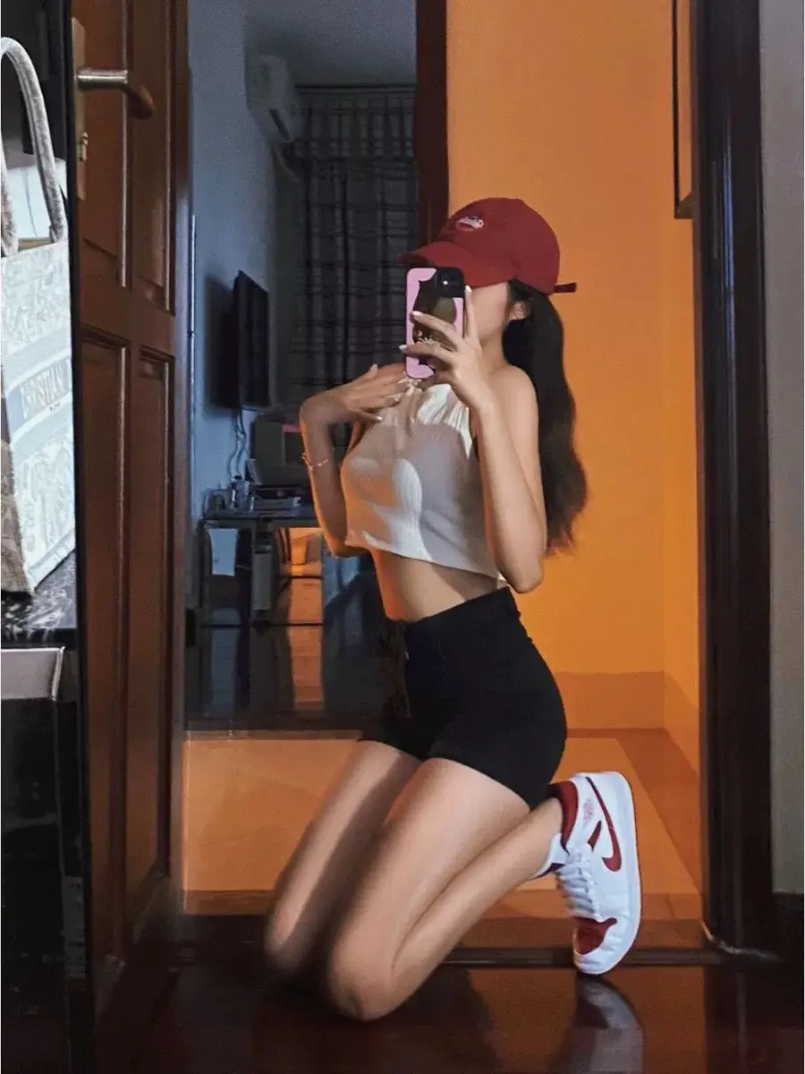 เซลฟี่โพสหน้ากระจกฉบับที่ 2 | แกลเลอรีที่โพสต์โดย KIWI-POSE | Lemon8