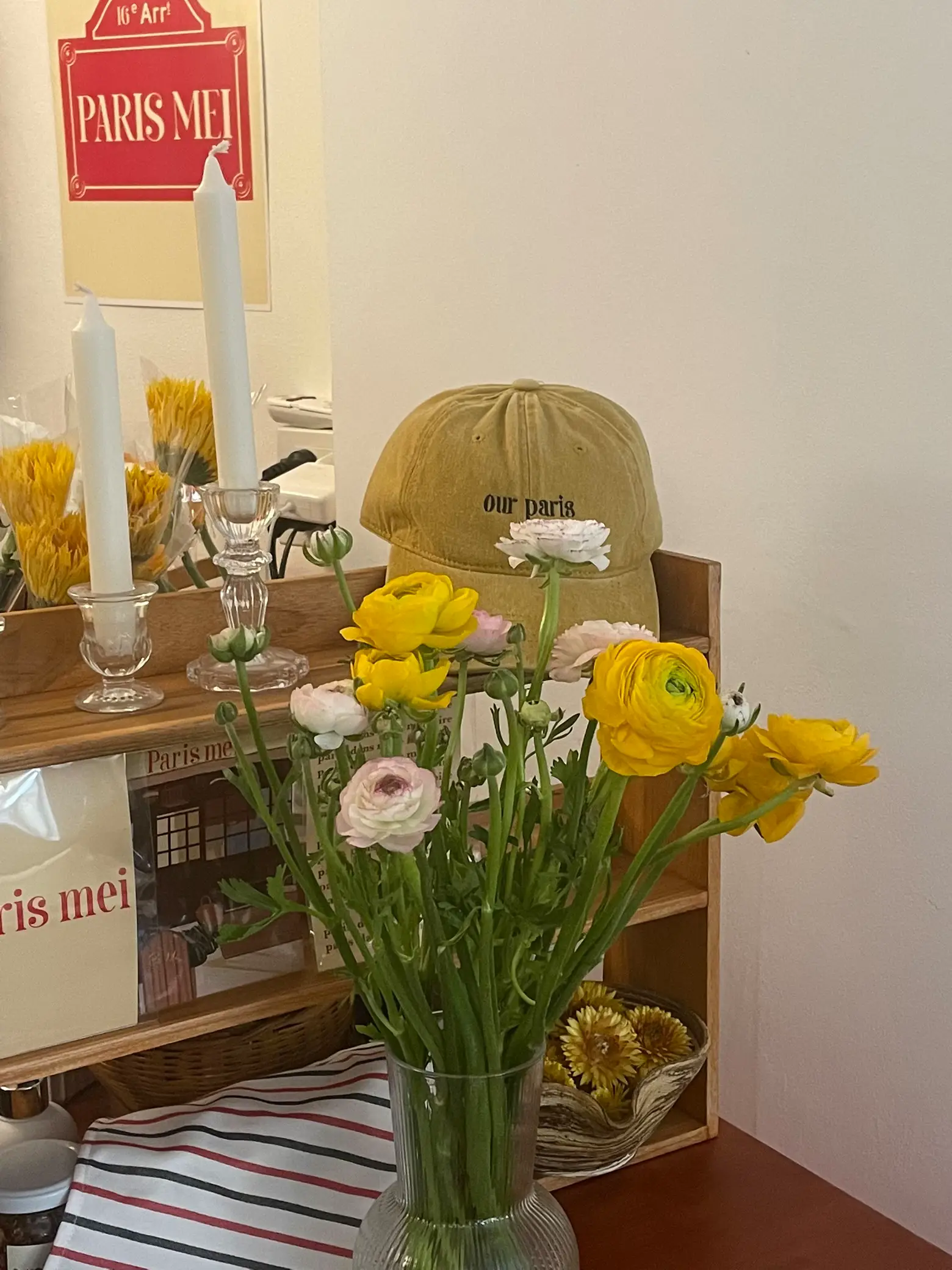 Paris Mei คาเฟ่ Cozy บรรยากาศน่ารัก 🪑🤍💫🧺 | แกลเลอรีที่โพสต์โดย opal658 | Lemon8