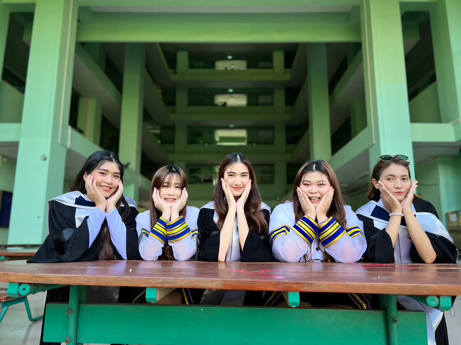รวมท่าโพสถ่ายรูปรับปริญญากับเพื่อนๆกันค๊า 🎓💗 | แกลเลอรีที่โพสต์โดย Skyfah.np | Lemon8