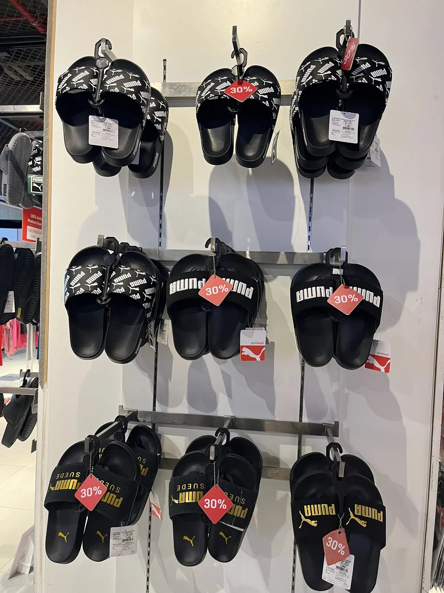 Adidas outlet! | แกลเลอรีที่โพสต์โดย Ruby J | Lemon8