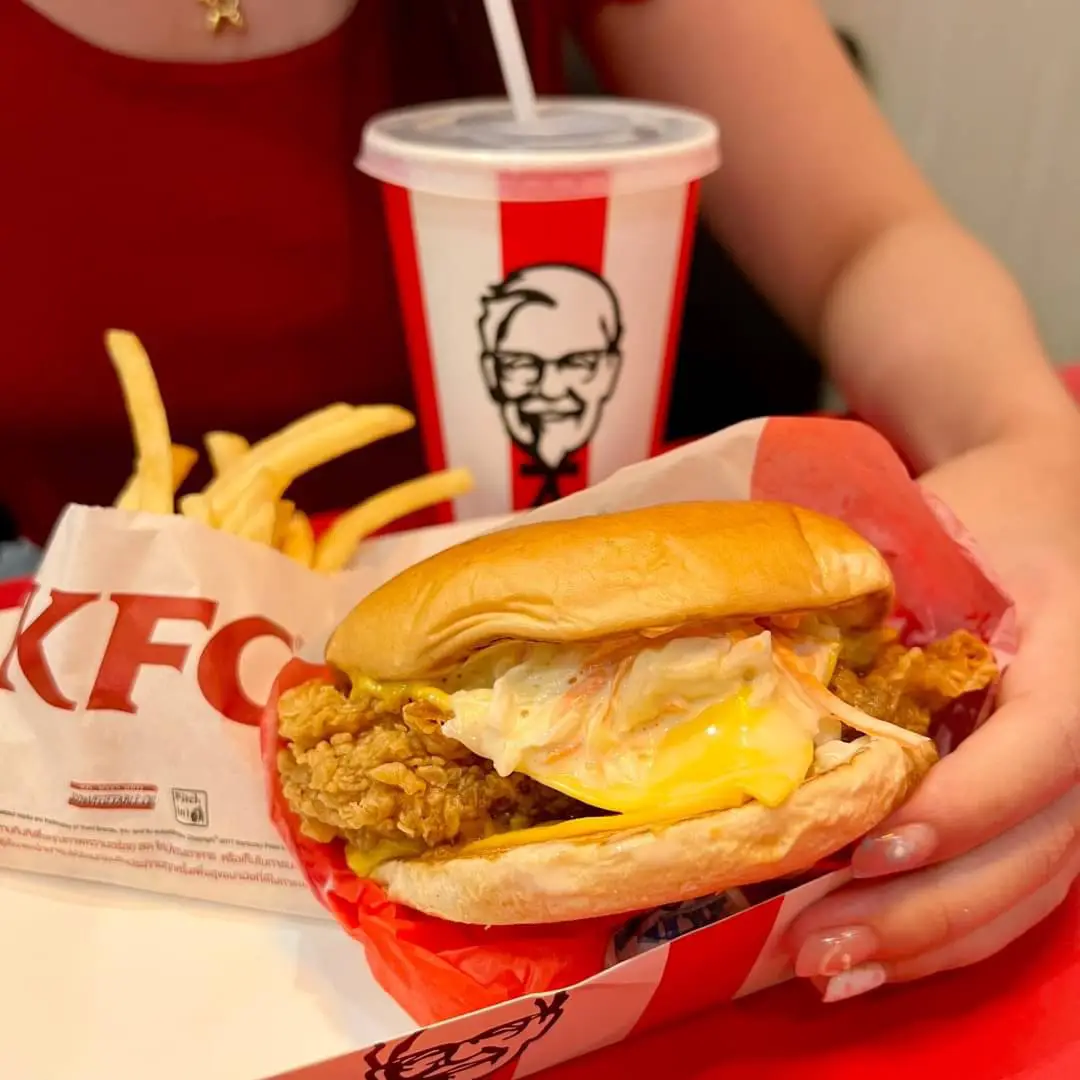 เบอร์เกอร์ใหม่ของ KFC อร่อยมาก 🍔😋 | แกลเลอรีที่โพสต์โดย ฝ้ายขอรีวิว | Lemon8