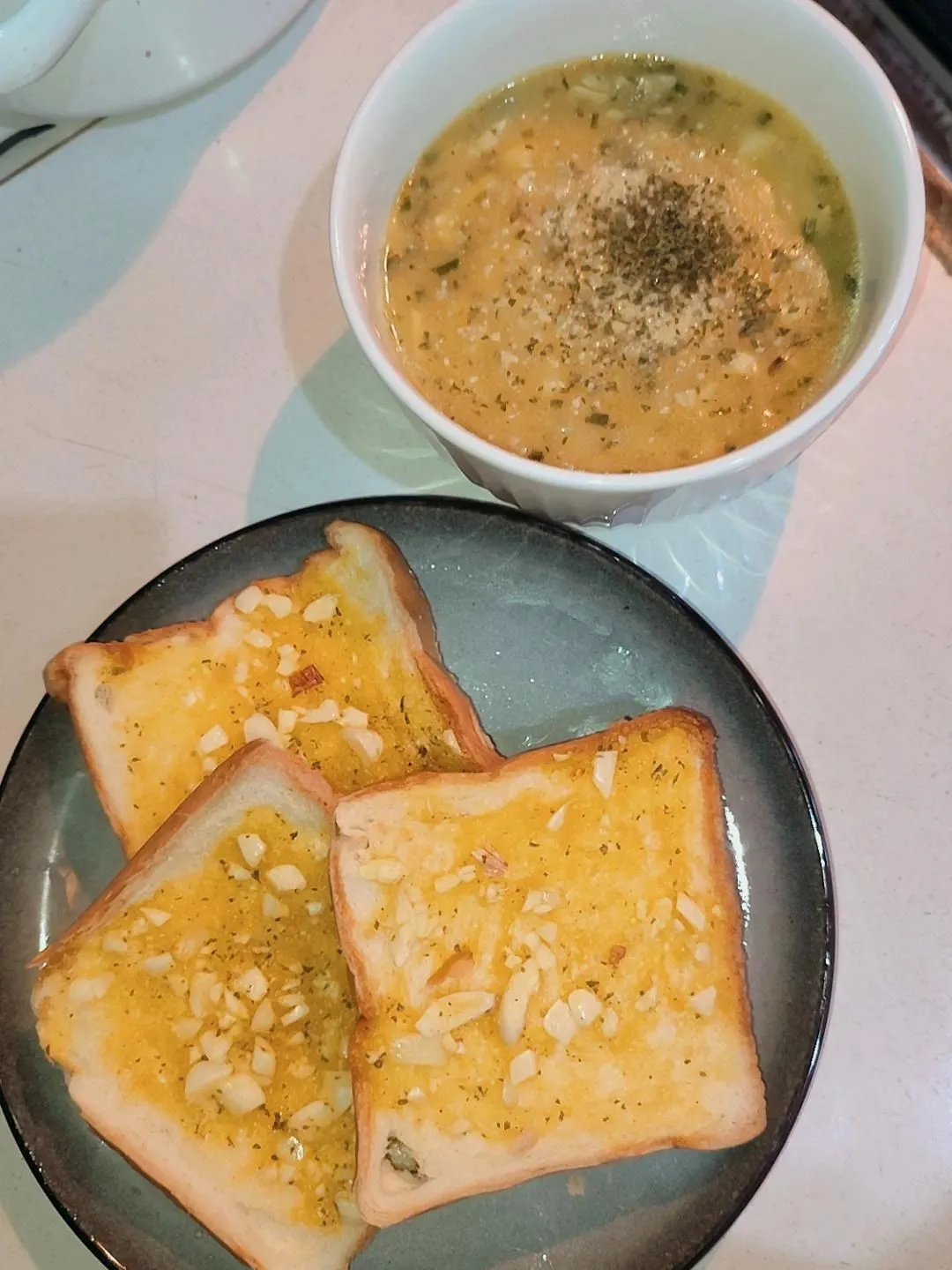 garlic toast & soup | Galeri diposting oleh Merry Cintya | Lemon8