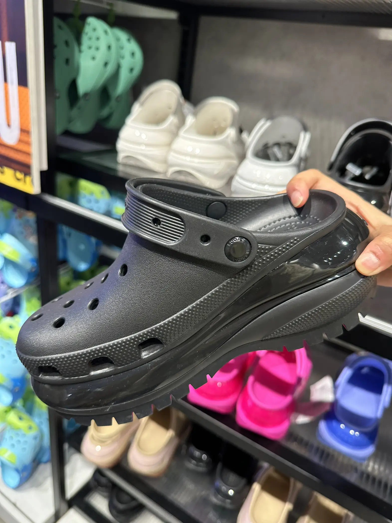พาขมรองเท้าหัวโต Crocs mega crush crog 💗💙 | แกลเลอรีที่โพสต์โดย mook🧁 ...
