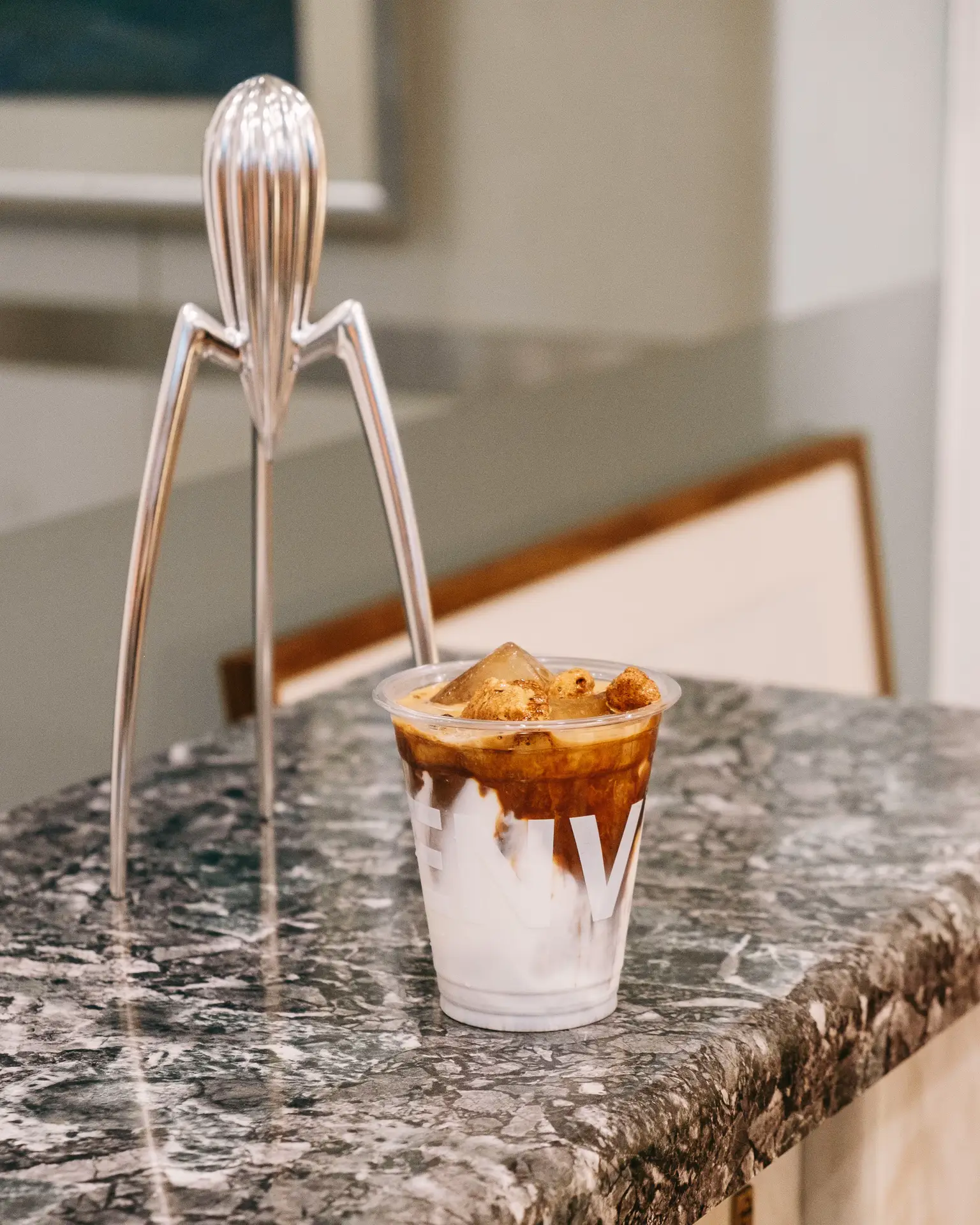 ENVIES เปิดสาขา 3 ที่ Trinity Complex สีลม ☕️🪑 | แกลเลอรีที่โพสต์โดย Rattomarty | Lemon8