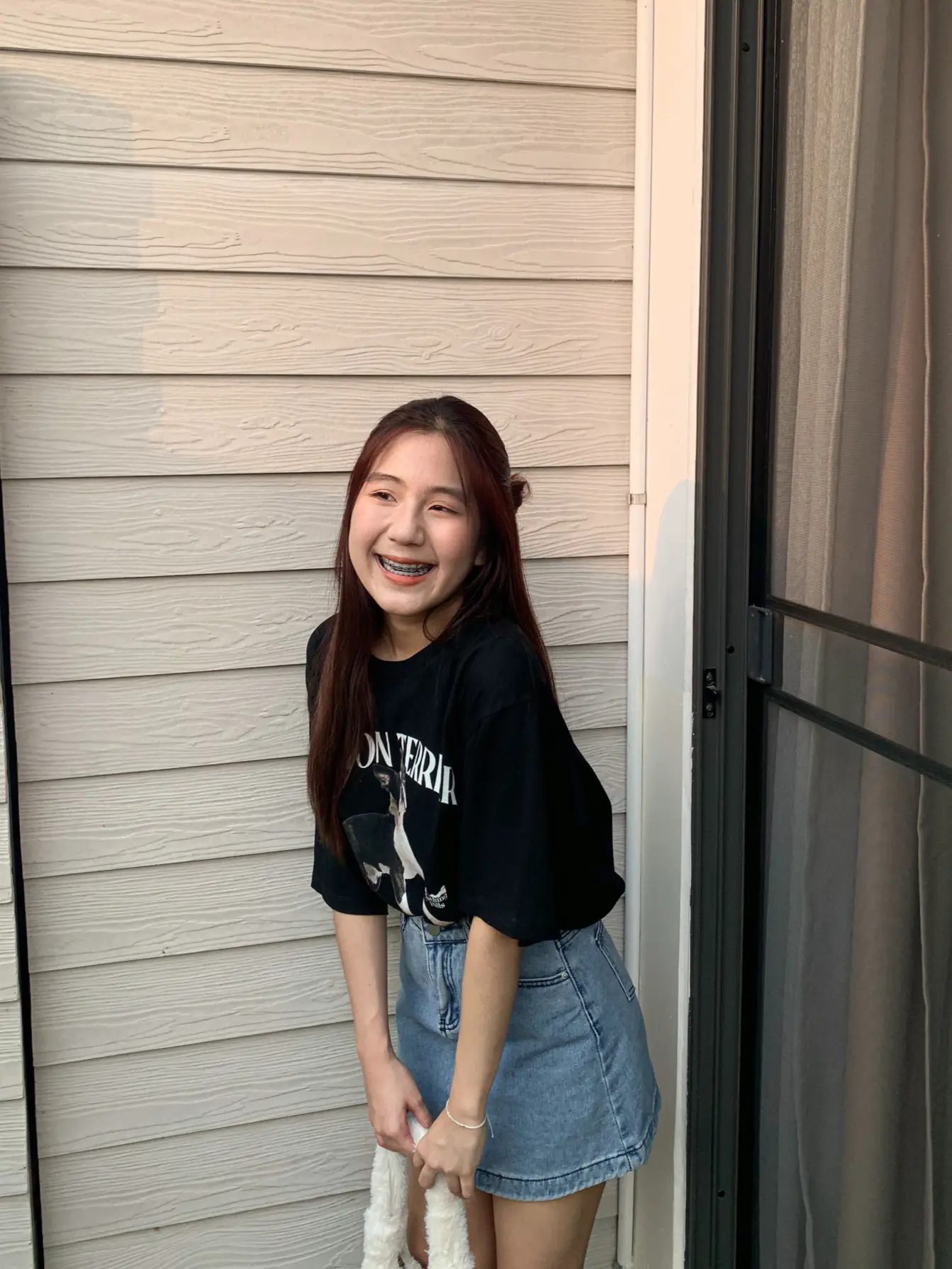 เสื้อยืดoversizeกับกระโปรง🖤 | แกลเลอรีที่โพสต์โดย myymines | Lemon8