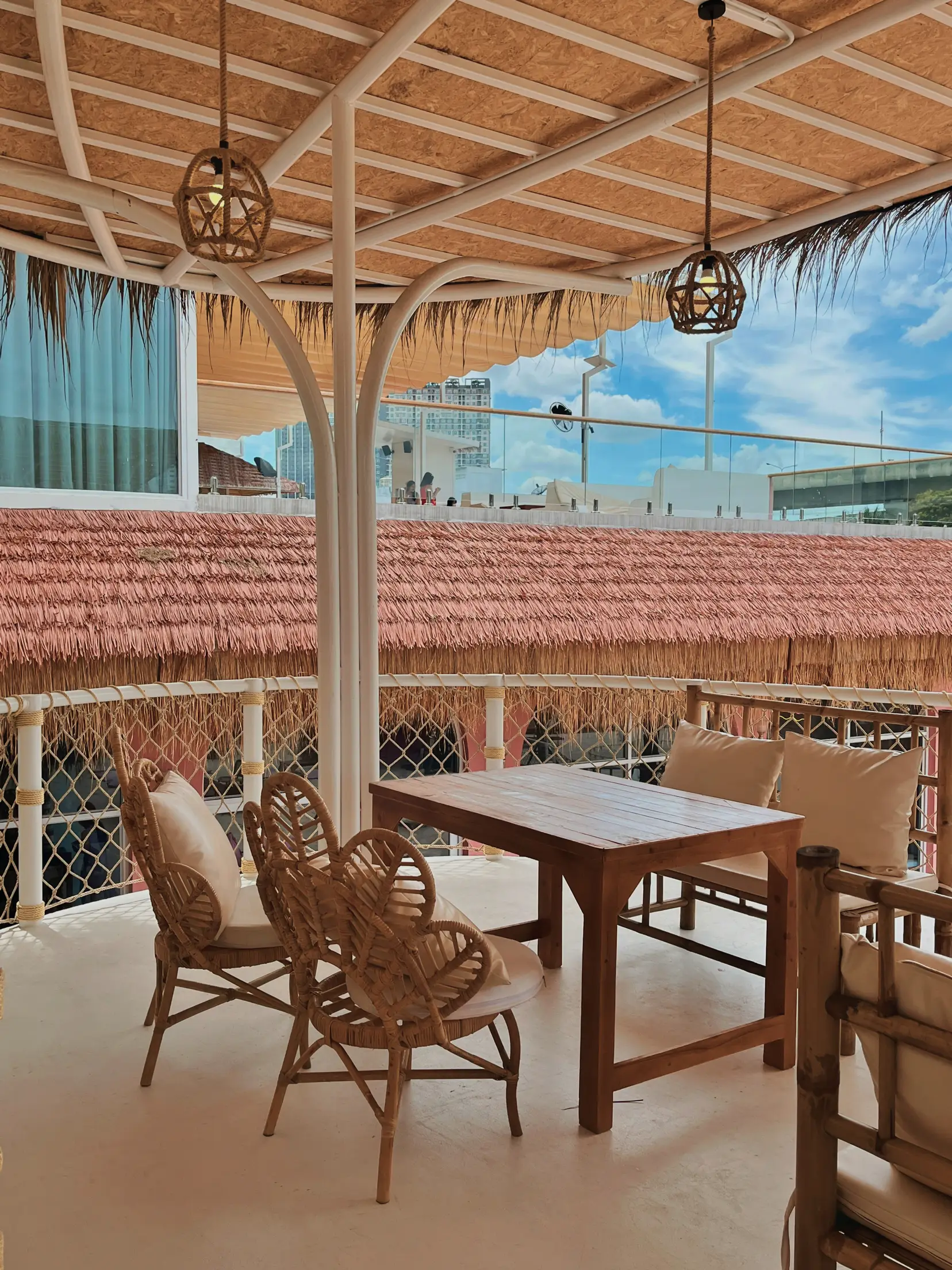 คาเฟ่นนทบุรีที่เหมือนยกเอาทะเลมาไว้ที่นี่ 🌊💖 | แกลเลอรีที่โพสต์โดย ...