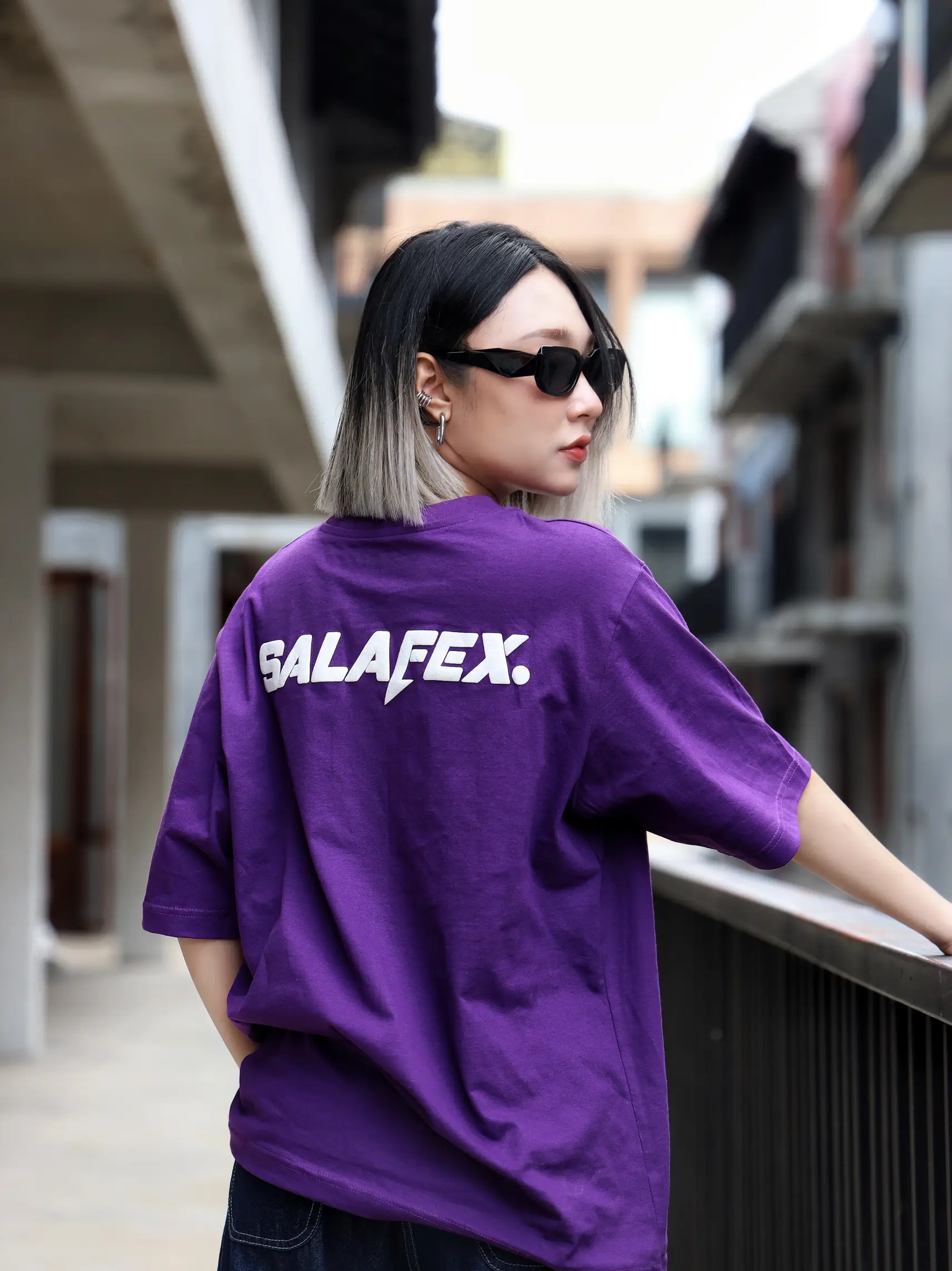 เสื้อยืดตัวเดียว ก็เท่ได้ 🖤 | แกลเลอรีที่โพสต์โดย Snux.SN | Lemon8