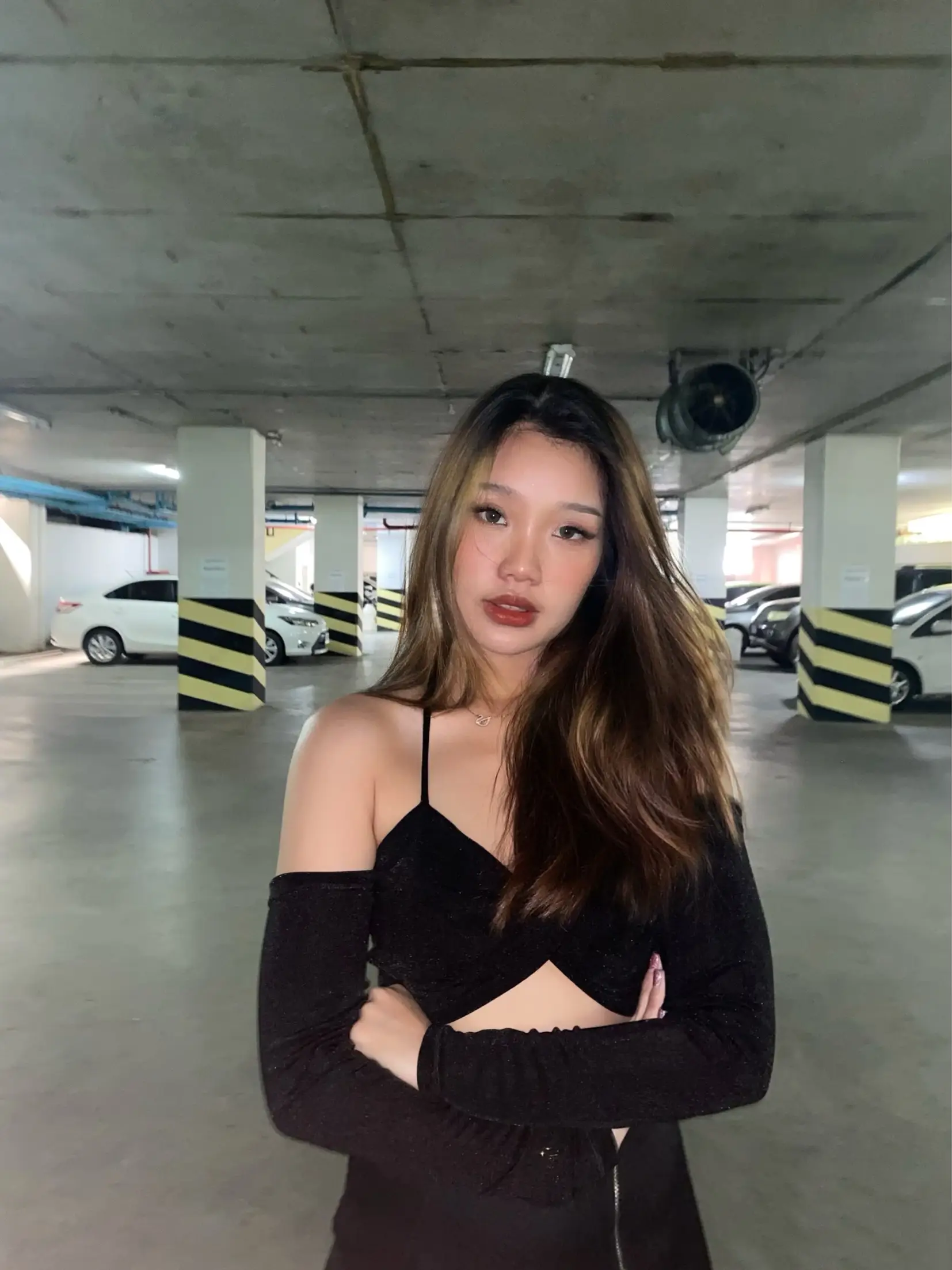 ถ่ายรูปเปิดแฟลชที่ลานจอดรถ | แกลเลอรีที่โพสต์โดย syn | Lemon8