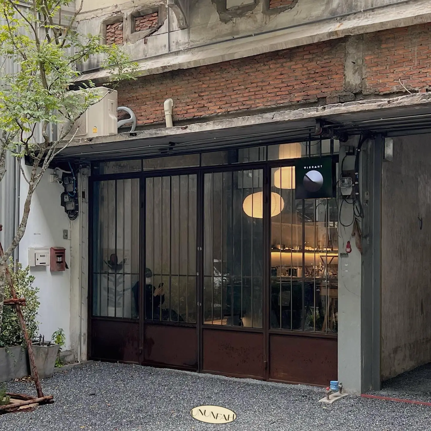 Vibrant.bkk คาเฟ่สไตล์Loft สุดเท่ห์ | แกลเลอรีที่โพสต์โดย ununfah | Lemon8