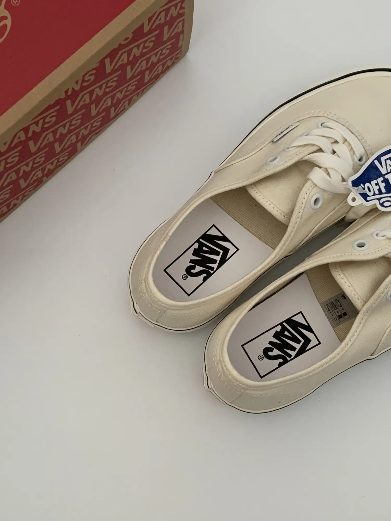 สนีกเกอร์เรียบๆแต่เท่ low top vans authentic ♟👟🤘🏻 | แกลเลอรีที่โพสต์โดย jnmayy | Lemon8