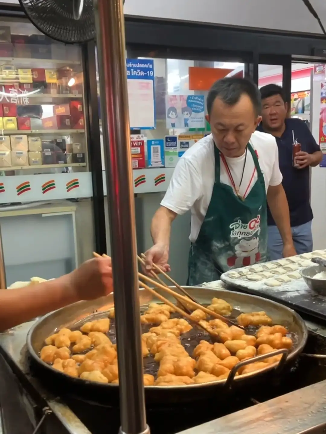 Pa Tong Go Savoey Yaowarat (ปาท่องโก๋เสวย เยาวราช) | วิดีโอที่เผยแพร่โดย Asian Table | Lemon8