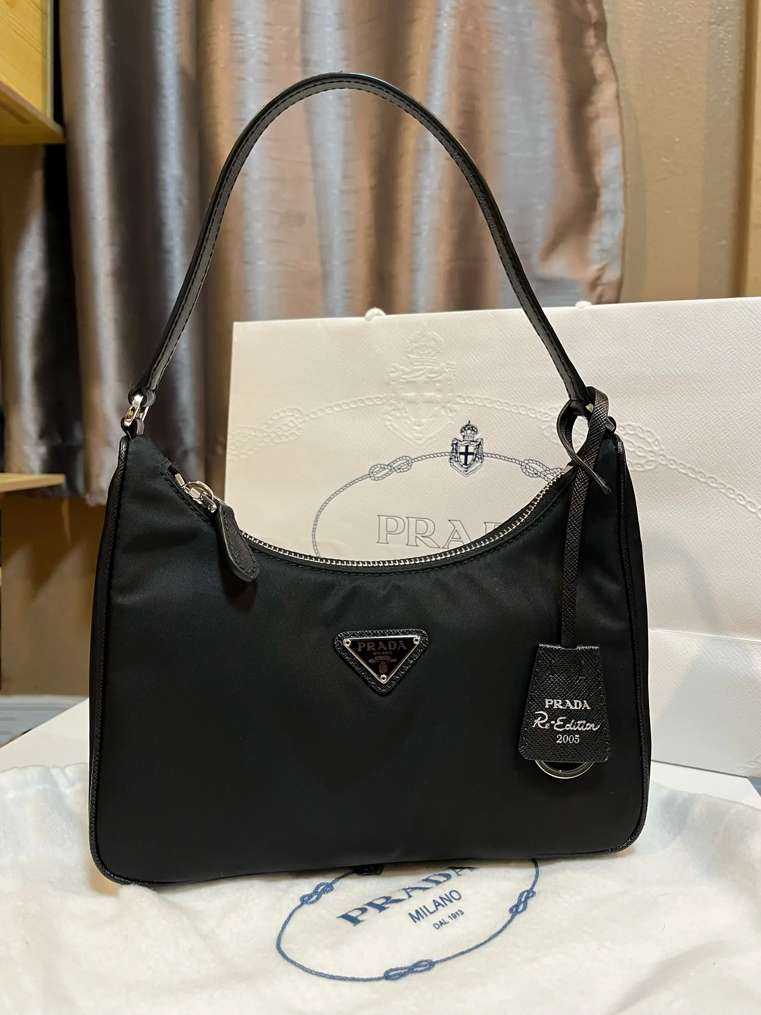 Prada Re-Edition 2005 | ของมันต้องมี🖤 | แกลเลอรีที่โพสต์โดย Tuckpwn♡ | Lemon8