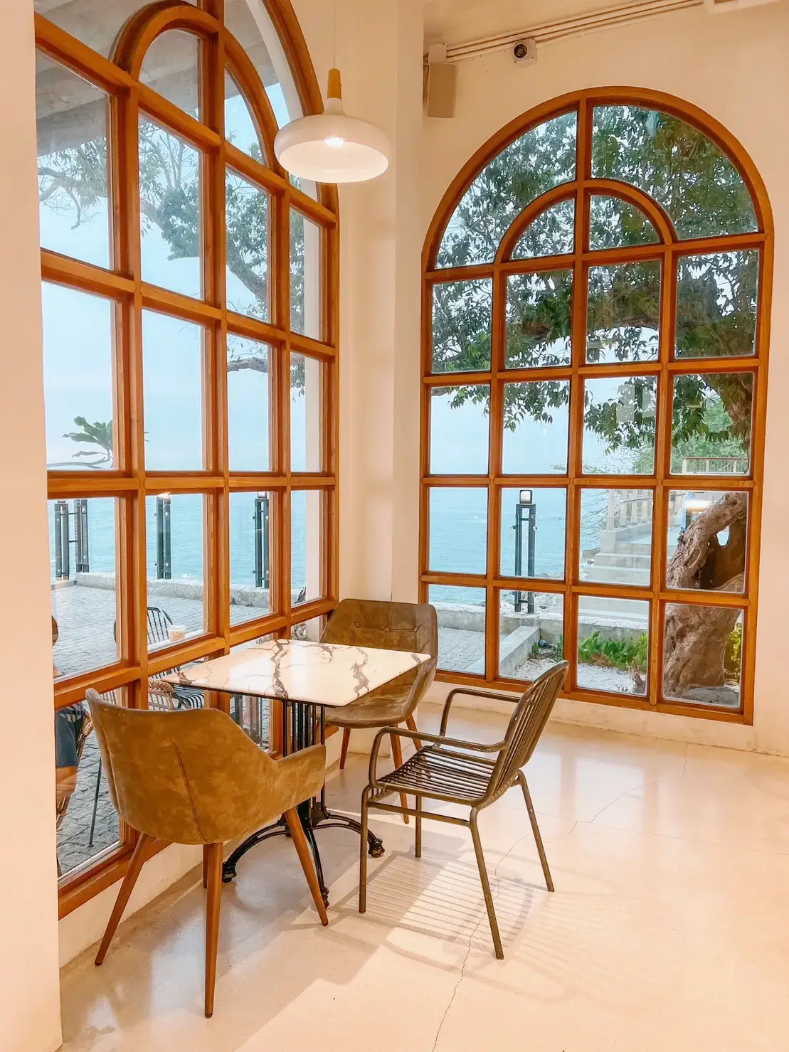 พาเที่ยวคาเฟ่วิวสวยที่สุดในบางแสน | Red Temp coffee 🏰 | แกลเลอรีที่ ...