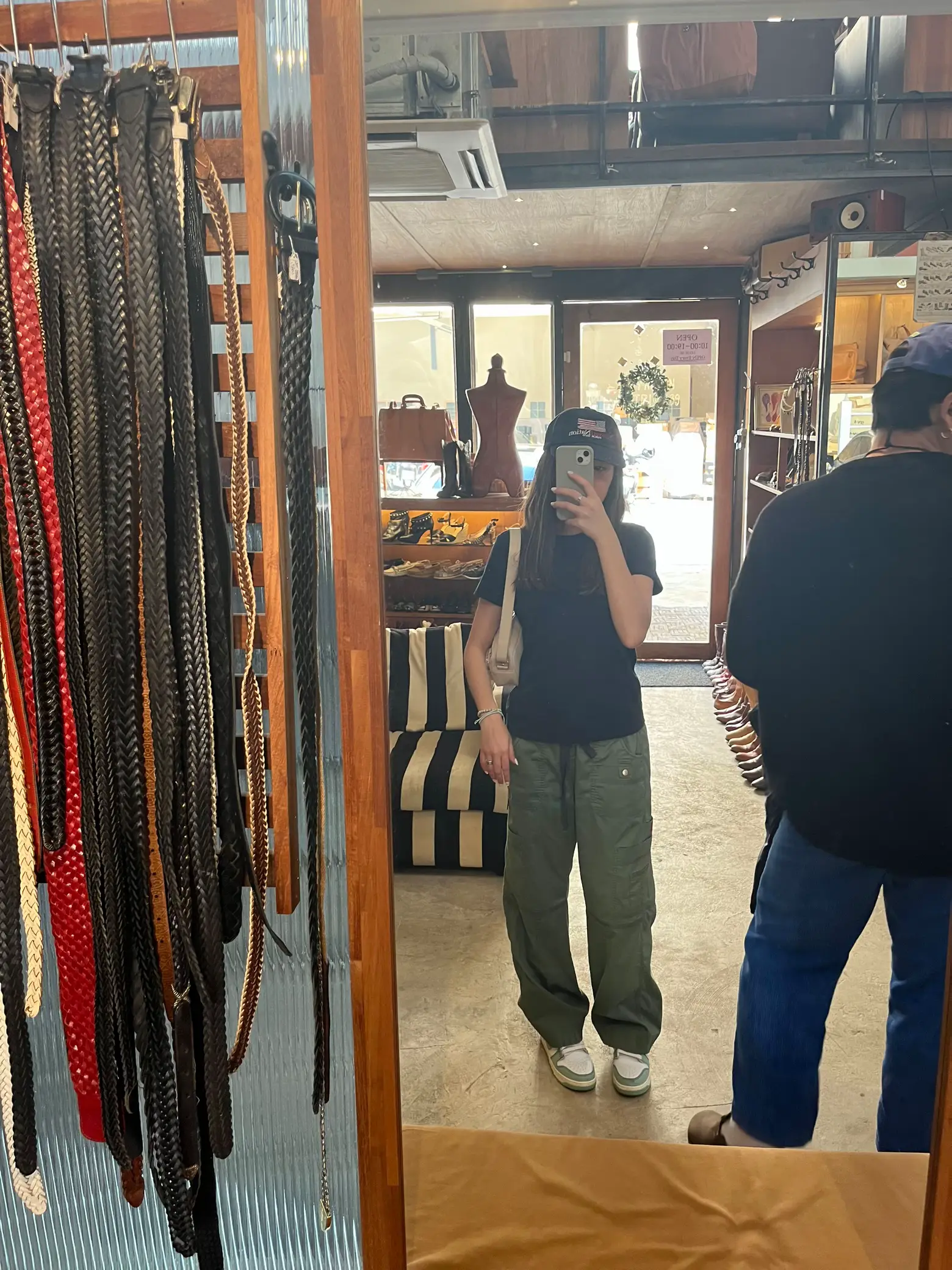 🌴 TOUR : ส่องแฟชั่นญี่ปุ่นวินเทจที่ unFASHIONED ร้านมีคาเฟ่ด้วย | แกล ...