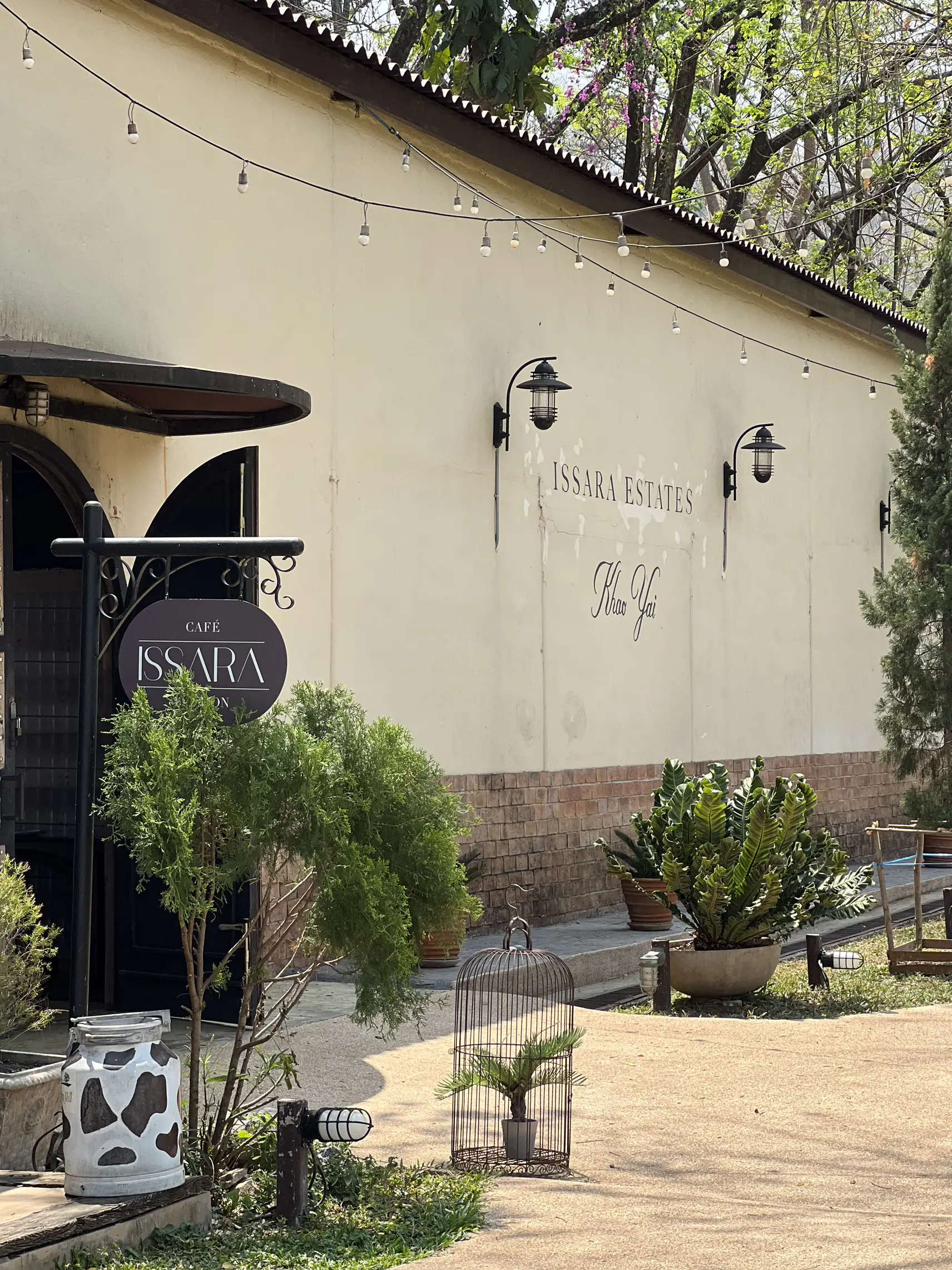 คาเฟ่ท่ามกลางไร่องุ่น : Issara Boutique Winery Hotel 🍇🍃 | แกลเลอรีที่ ...