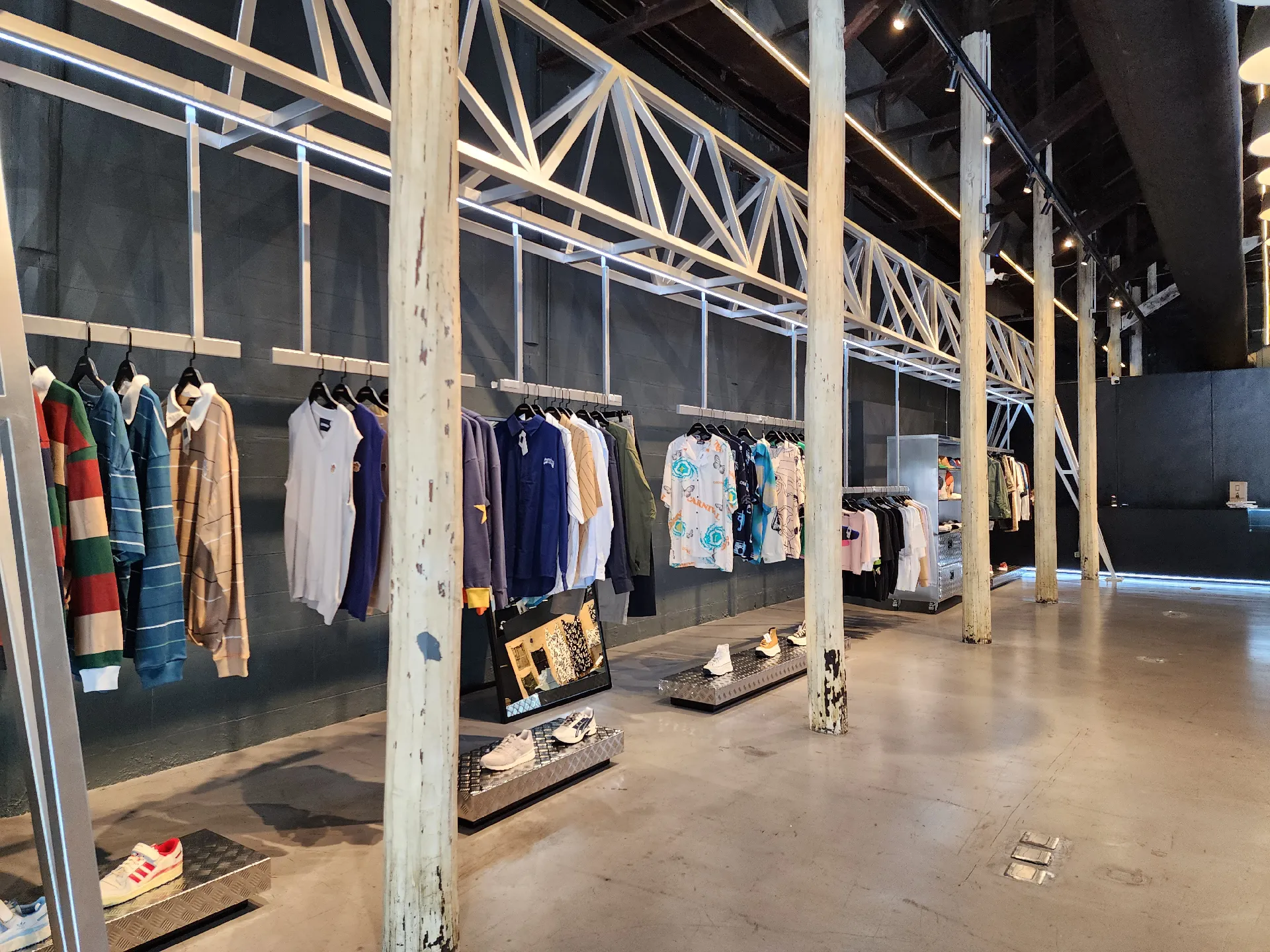 ไปส่อง Carnival Warehouse 30 ️‍🔥 | แกลเลอรีที่โพสต์โดย Me.Fragment | Lemon8