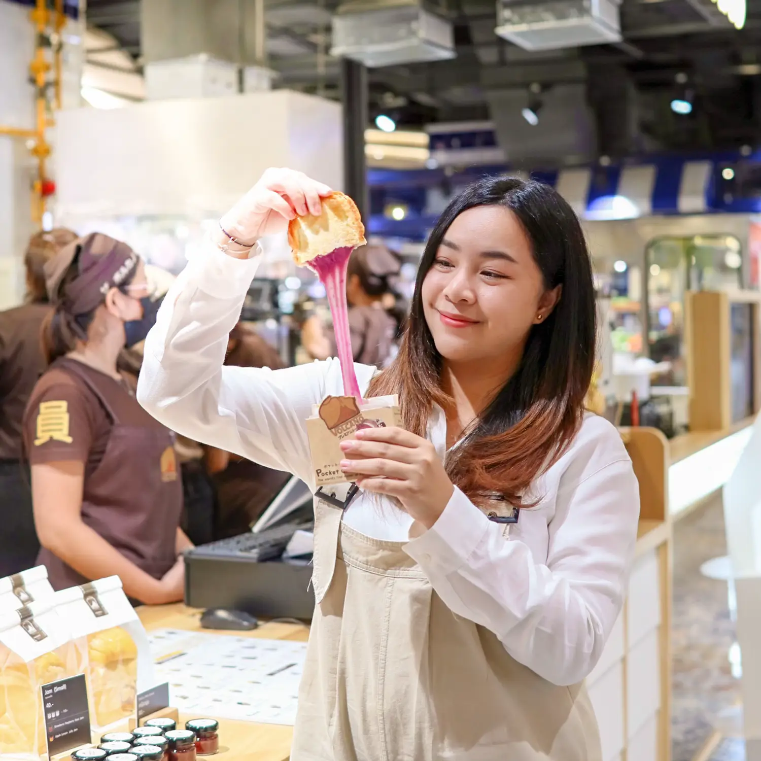 ขนมปังชีสยืดเจ้าดังเชียงใหม่ #เปิดใหม่เซ็นทรัลภูเก็ต🌈 | แกลเลอรีที่โพสต์โดย Ploylee Diary | Lemon8